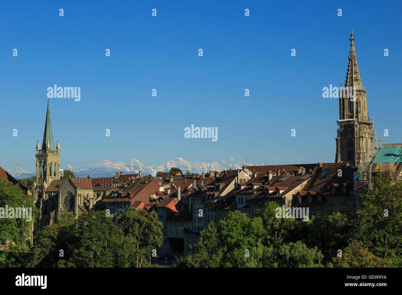 Ein Foto von der Berner Altstadt mit den Alpen im Hintergrund. Bern ist ...
