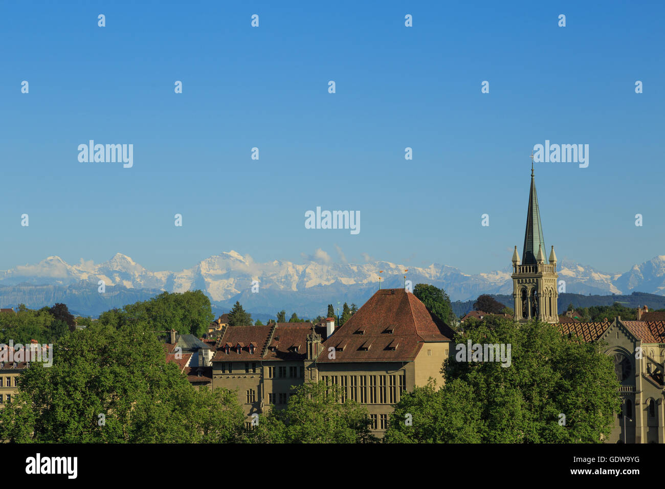 Ein Foto von der Berner Altstadt mit den Alpen im Hintergrund. Bern ist ...