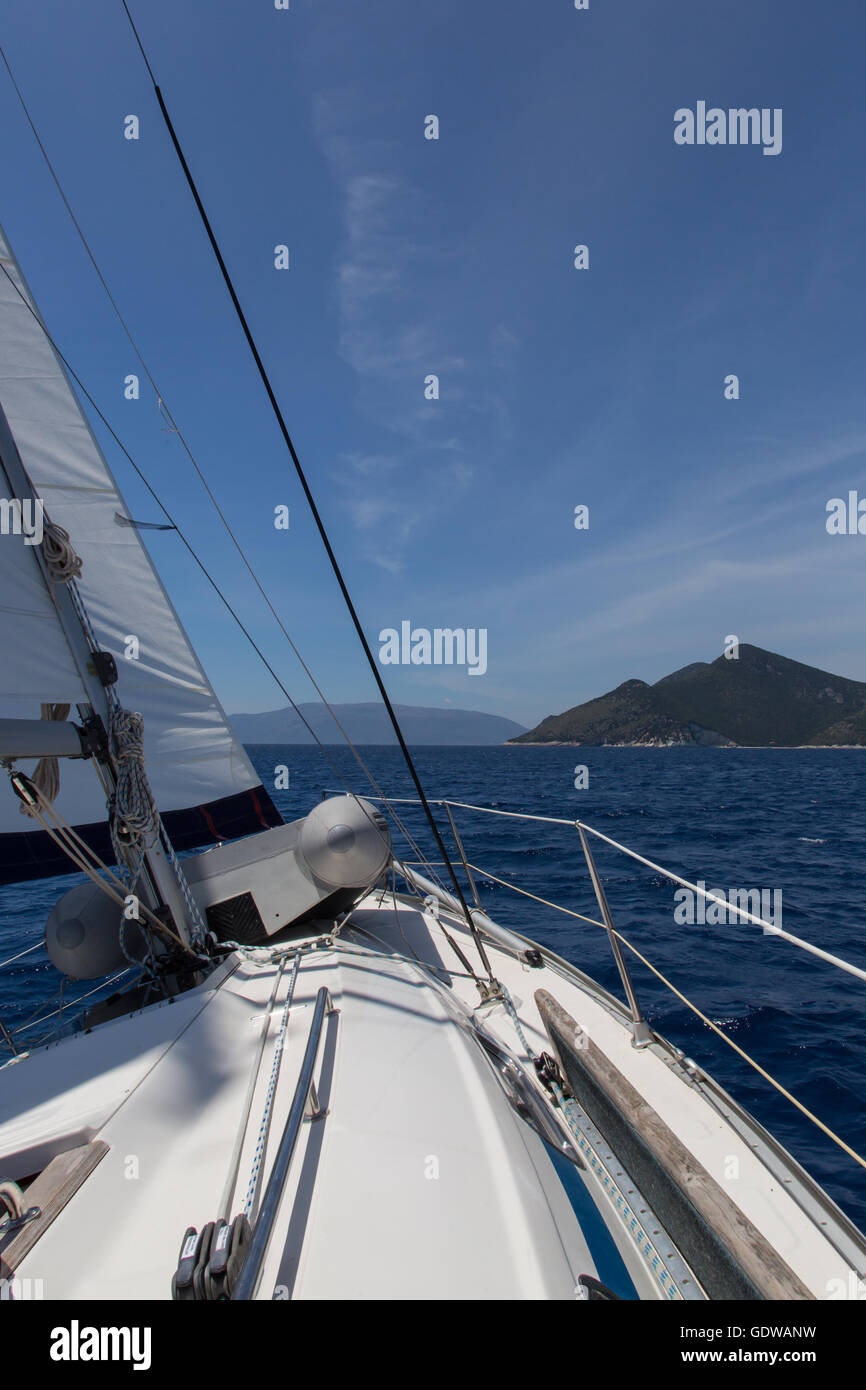 Segelboot auf dem meer -Fotos und -Bildmaterial in hoher Auflösung – Alamy