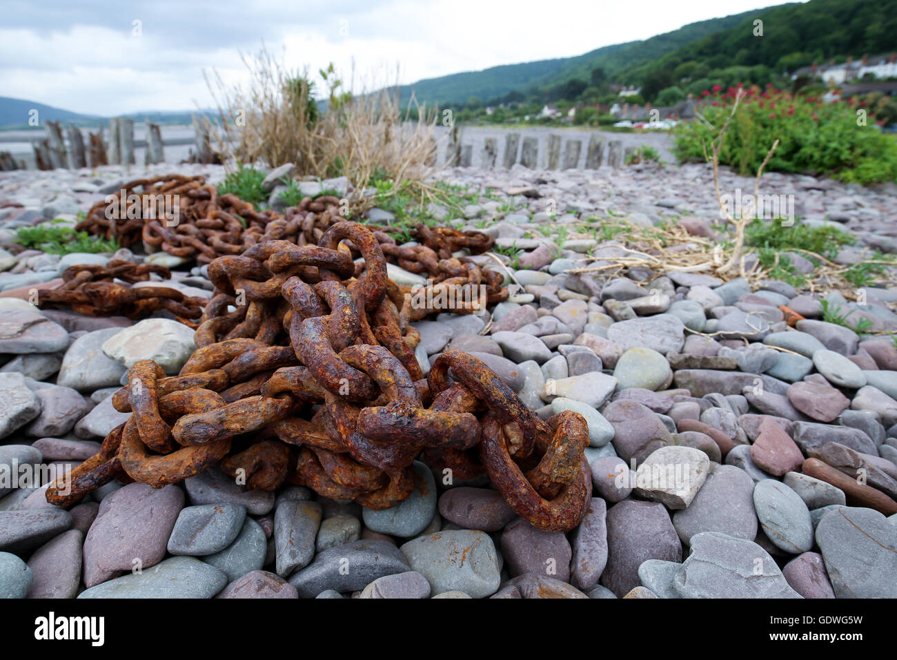 Shingle beach huge stones -Fotos und -Bildmaterial in hoher Auflösung ...