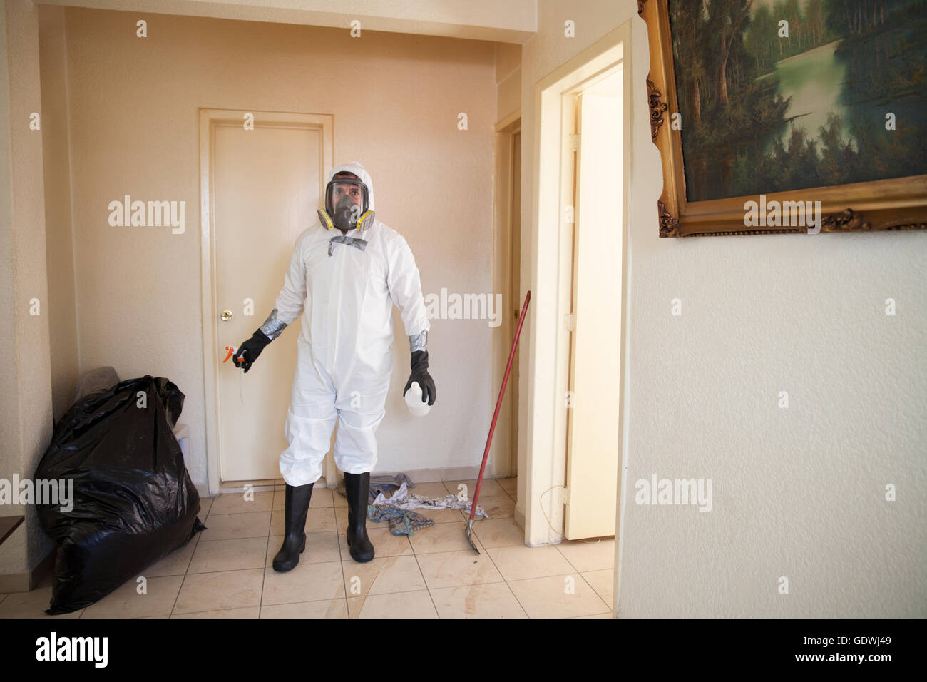 Uniforme forense -Fotos und -Bildmaterial in hoher Auflösung – Alamy