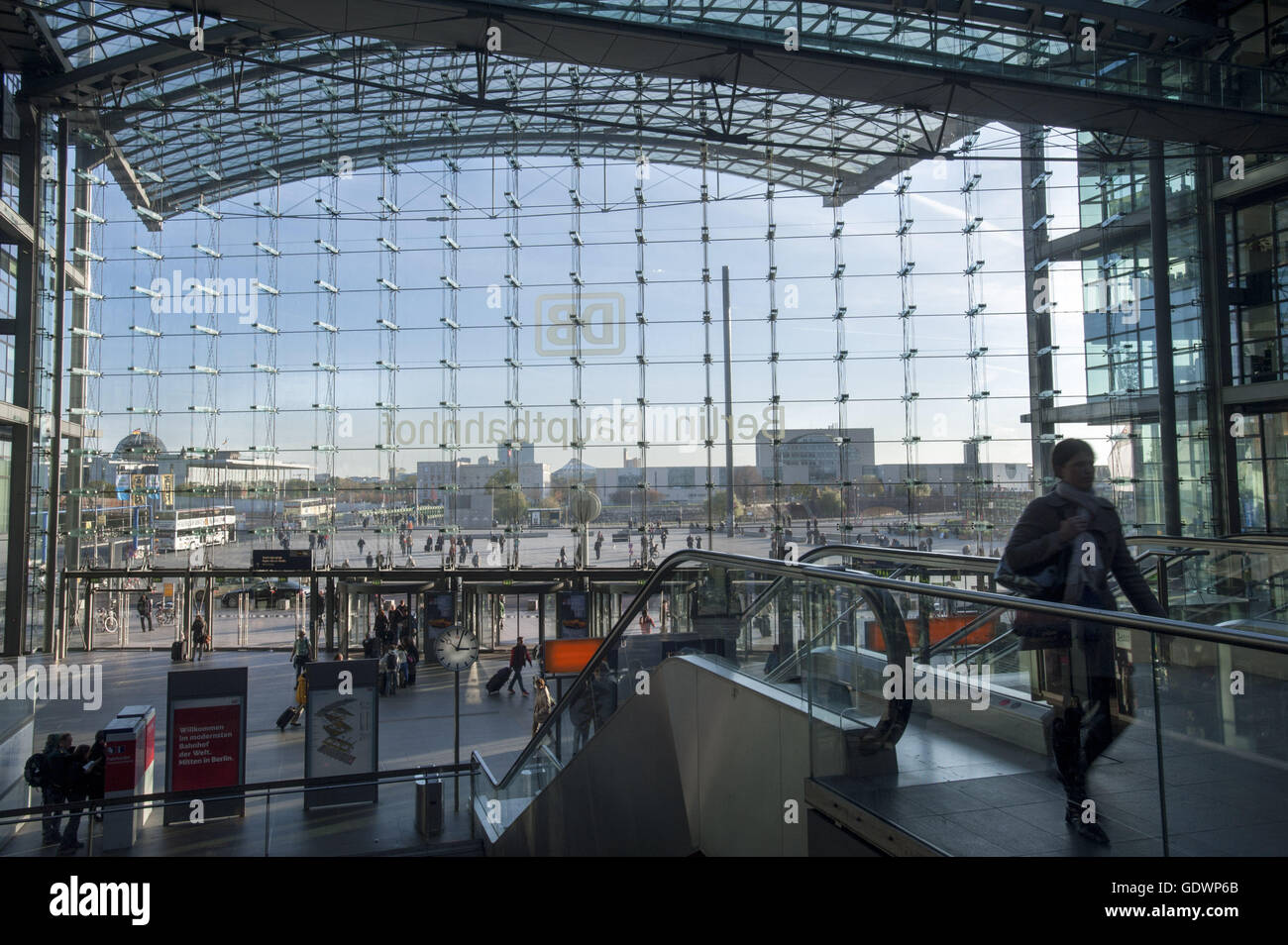 Im hintergrund der hauptbahnhof hauptbahnhof -Fotos und -Bildmaterial ...
