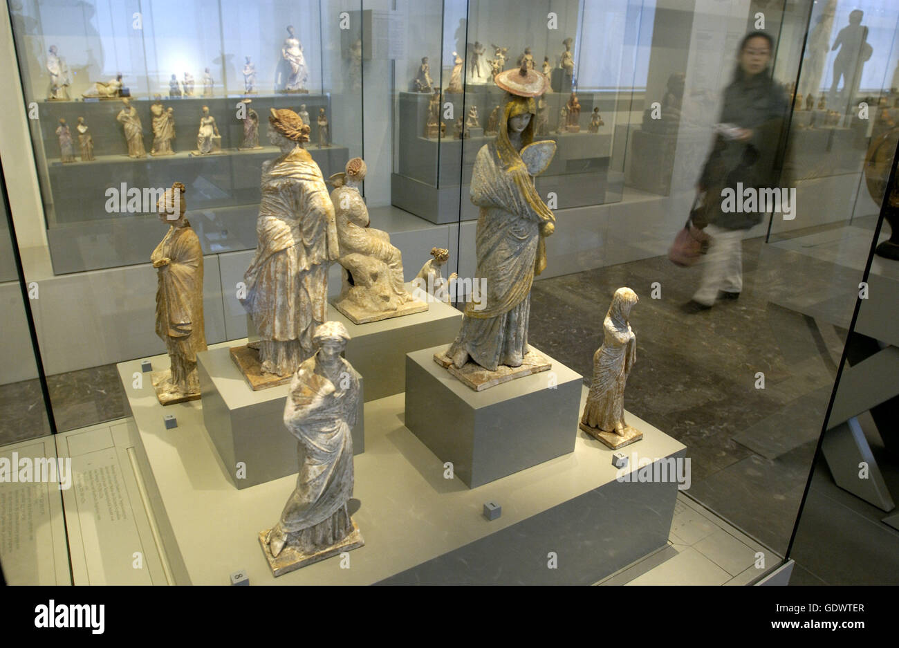 Tanagra figuren -Fotos und -Bildmaterial in hoher Auflösung – Alamy