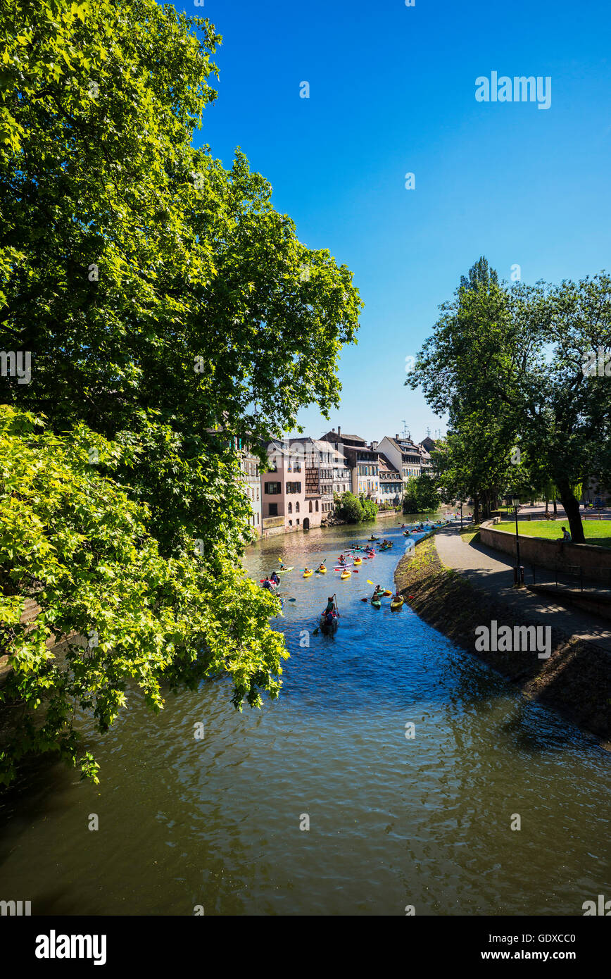 Children kayaking ill river -Fotos und -Bildmaterial in hoher Auflösung ...
