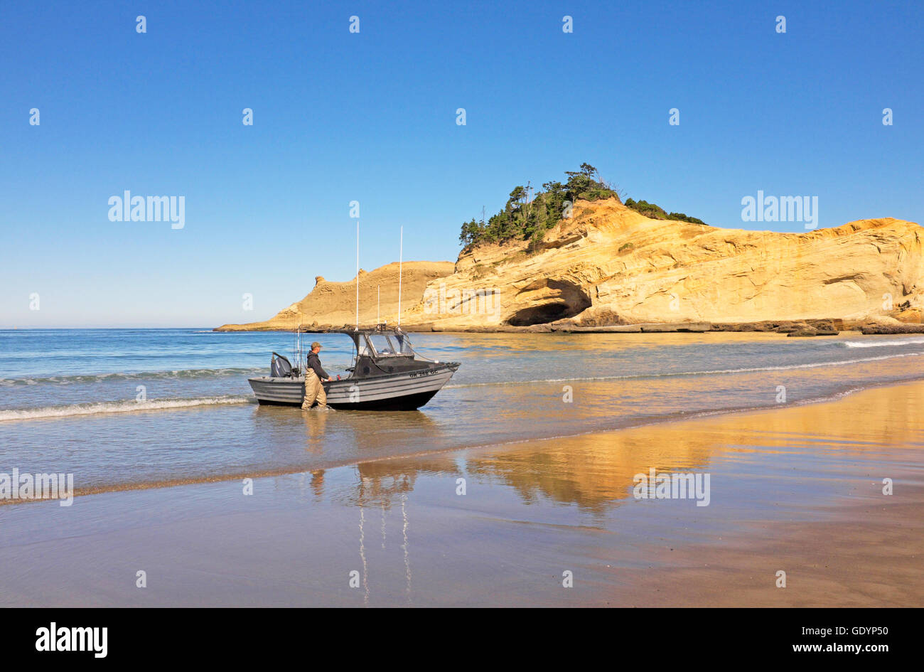 Dory Fischer steht in der Nähe von seinem Boot am Strand von Pacific ...
