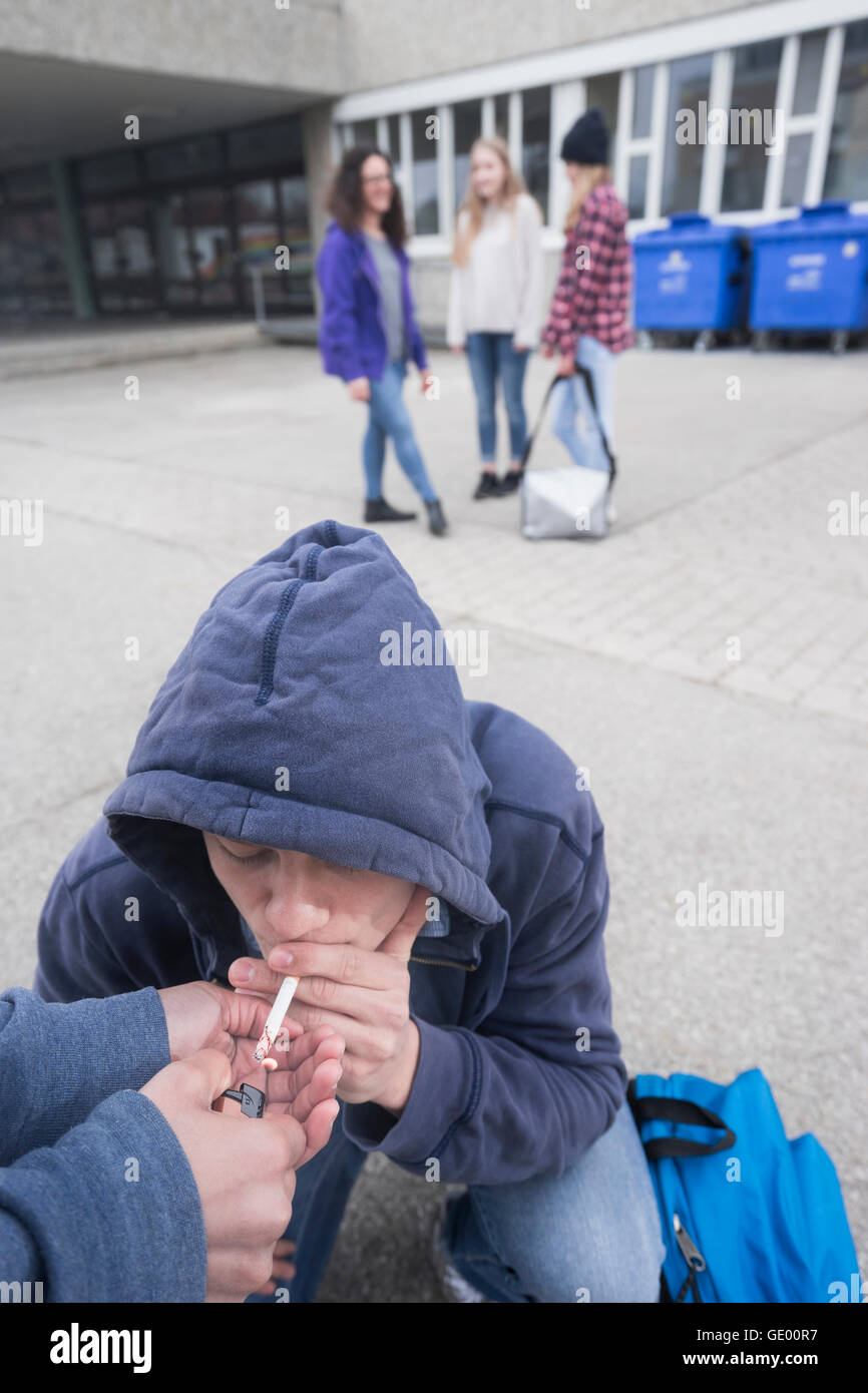 Teenager Junge Zigarette Rauchen Fotos Und Bildmaterial In Hoher