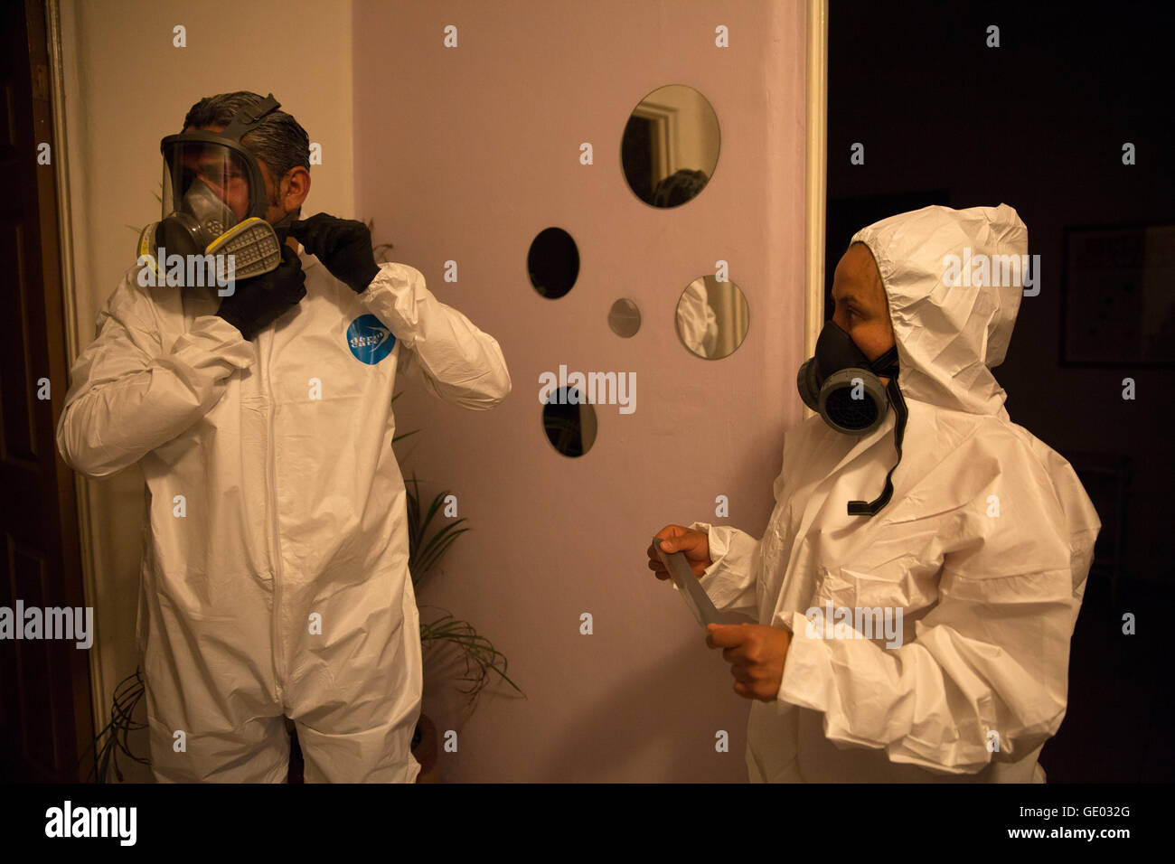 Uniforme forense -Fotos und -Bildmaterial in hoher Auflösung – Alamy