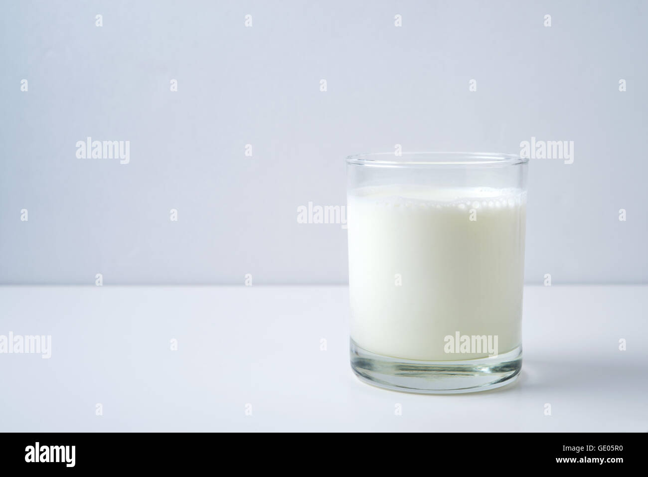 Kaltes glas milch -Fotos und -Bildmaterial in hoher Auflösung – Alamy