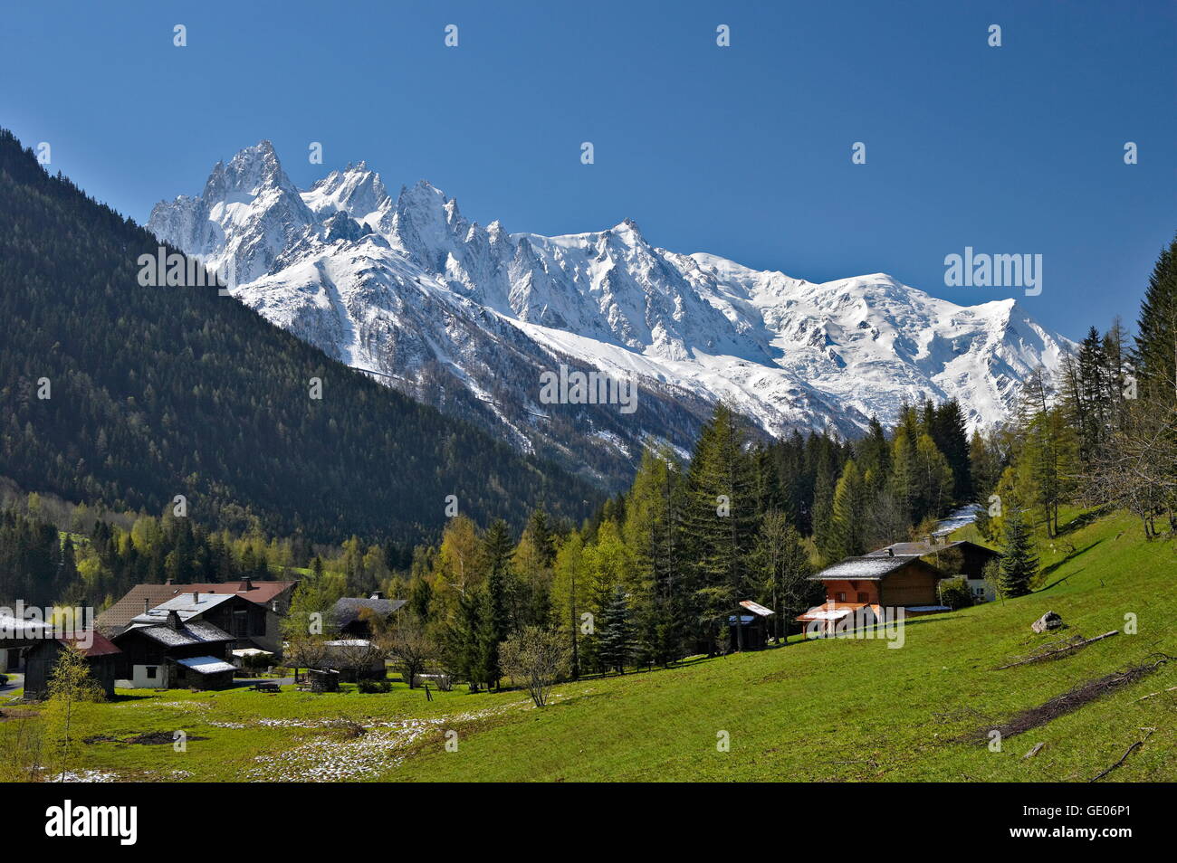 Chamonix valley in spring chamonix -Fotos und -Bildmaterial in hoher ...