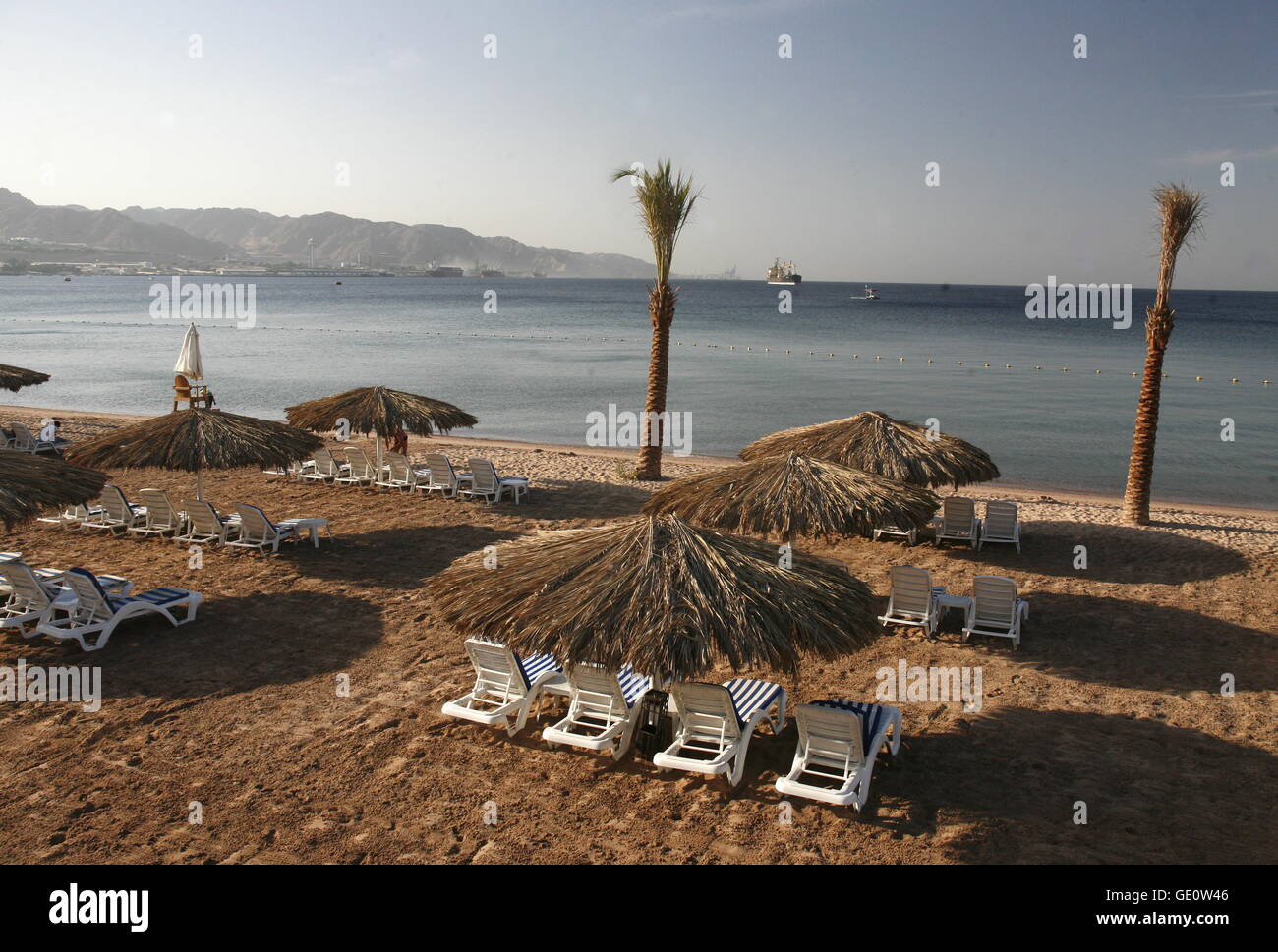 die Küste mit einem Strand in der Stadt Aqaba am Roten Meer in ...