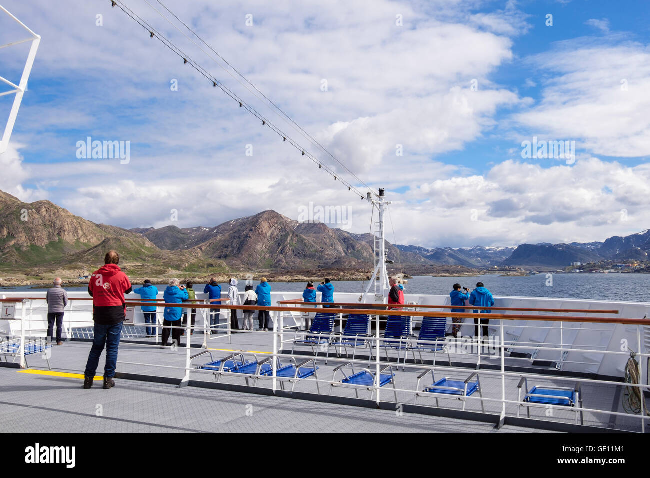 Passagiere am Bug des MV Fram Kreuzfahrtschiff Hafen entlang ...