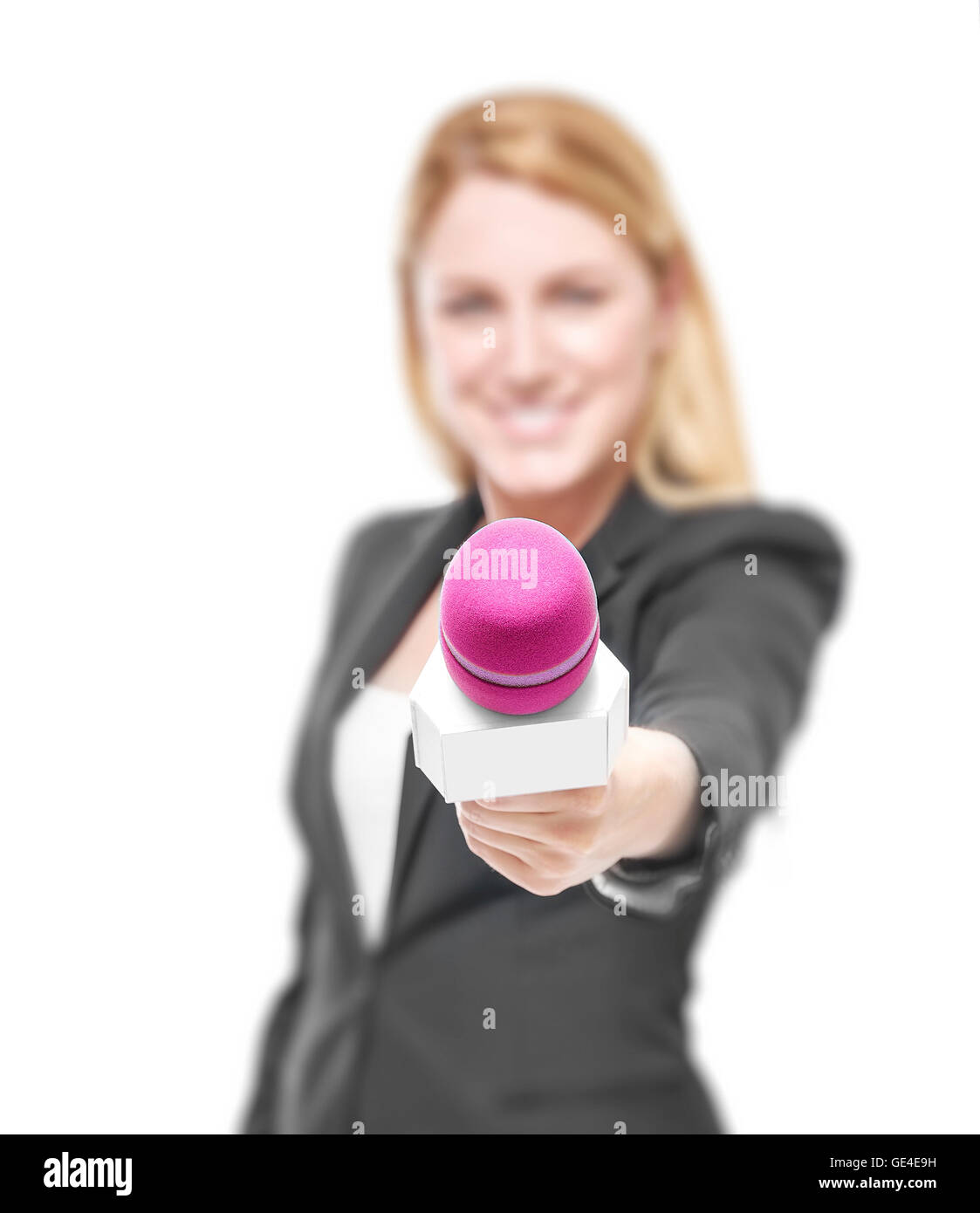 TV-Moderatorin. Attraktive blonde TV-Moderatorin hält ein Mikrofon ...
