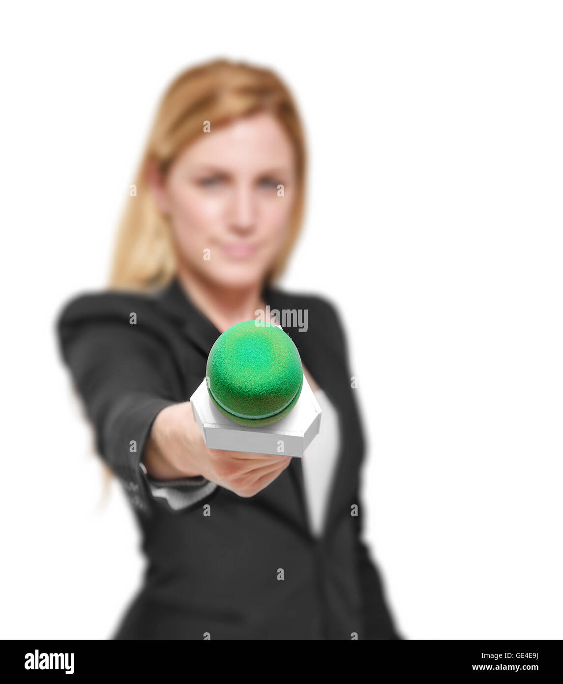 TV-Moderatorin. Attraktive blonde TV-Moderatorin hält ein Mikrofon ...