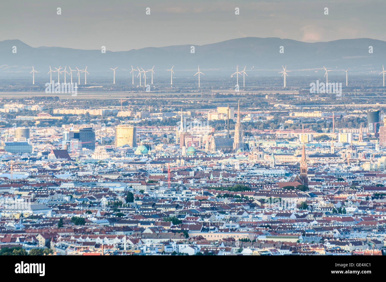 Wien, Wien: Innenstadt mit dem Stephansdom, im Hintergrund die Karpaten ...