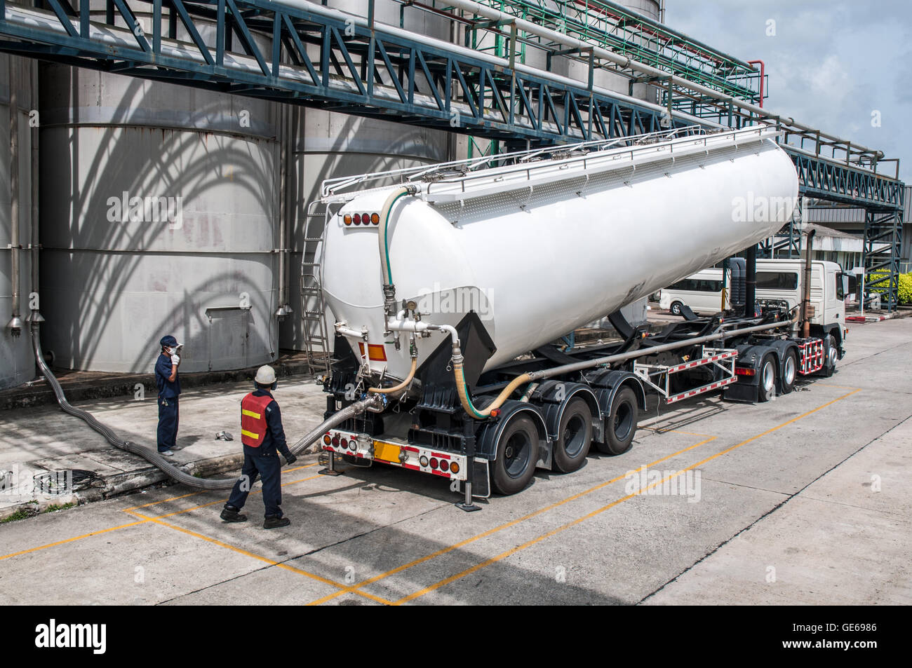 Fuel truck tanker transport -Fotos und -Bildmaterial in hoher Auflösung ...
