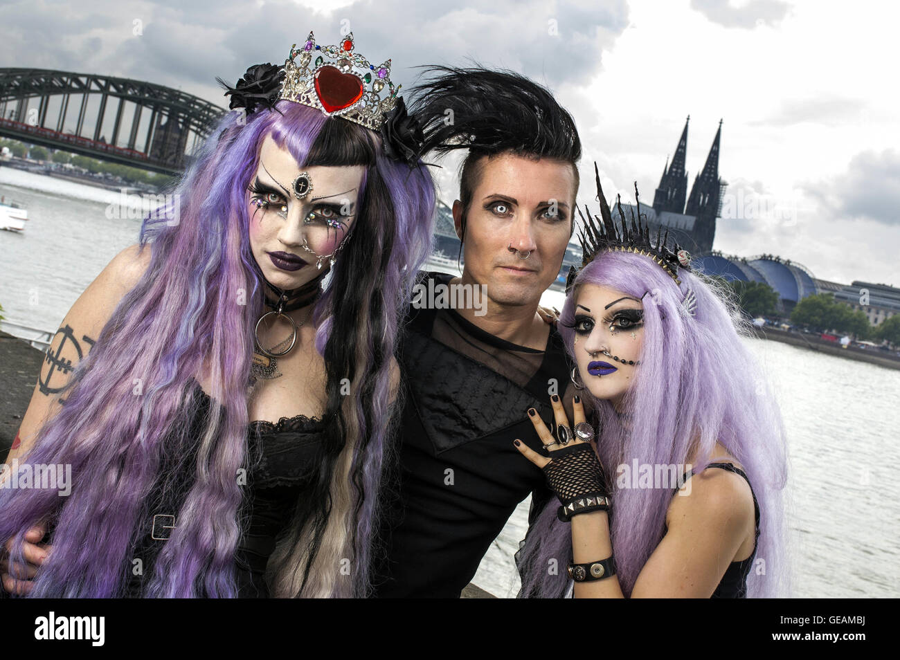 Festivalbesucher besuchen die "XII. Amphi Festival "in Köln. Am 23 ...