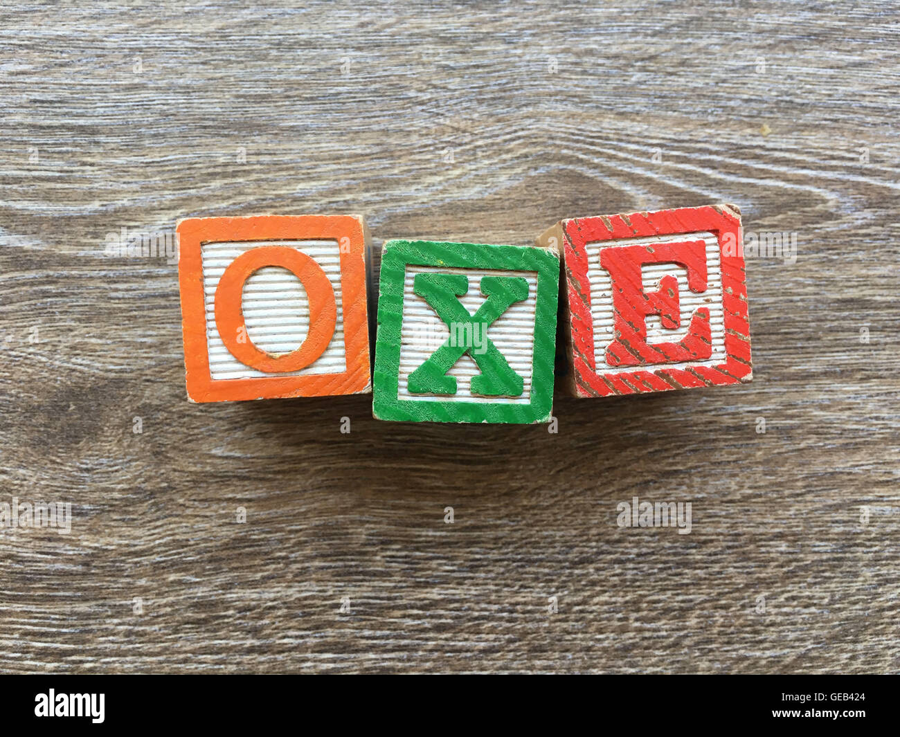 Holzblöcke oder hölzerne Würfel Spielzeug mit Alphabet Buchstaben ...