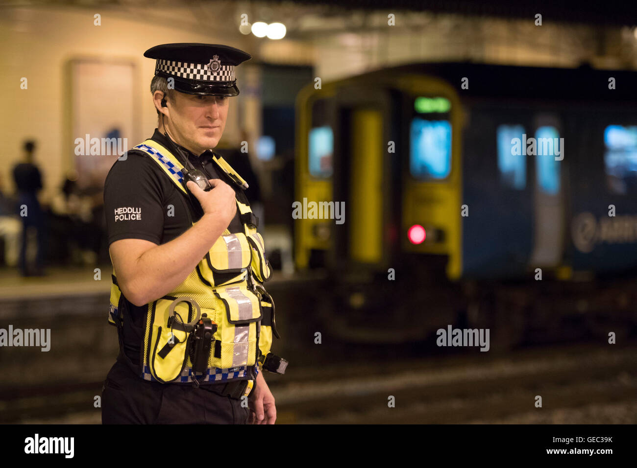 British Transport Police (BTP) bei Cardiff Railway Bahnhof in Cardiff ...