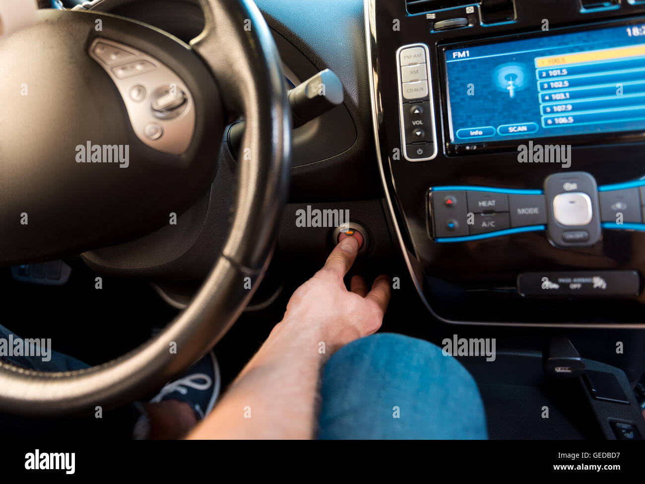Start button car -Fotos und -Bildmaterial in hoher Auflösung – Alamy
