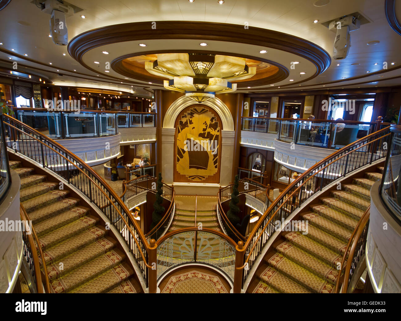 Atrium des Queen Elizabeth die Cunard cruise liner Stockfotografie - Alamy