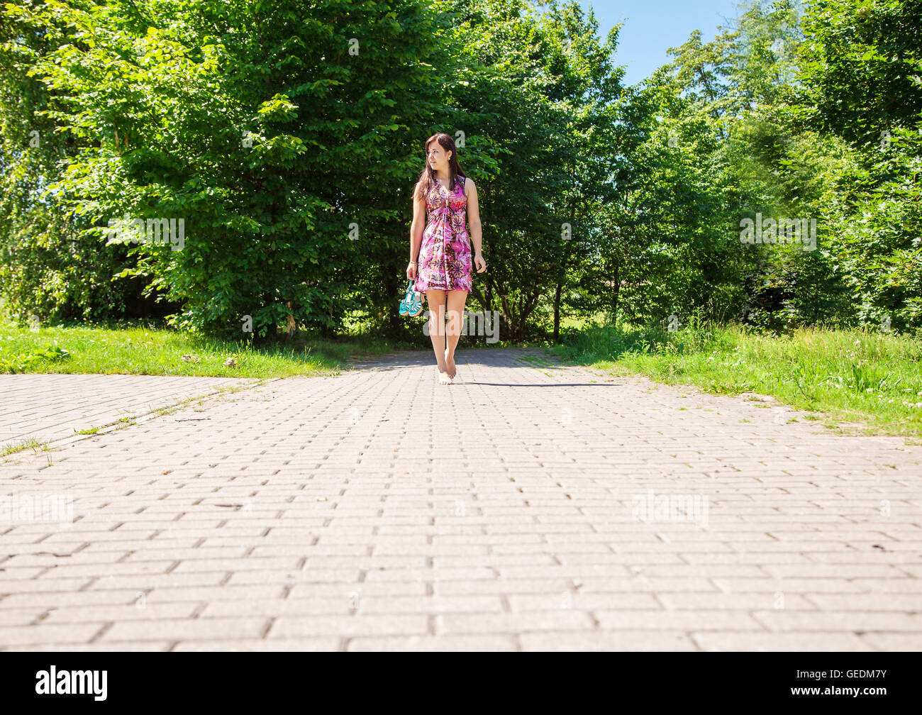 Barfuß stadt laufen -Fotos und -Bildmaterial in hoher Auflösung – Alamy