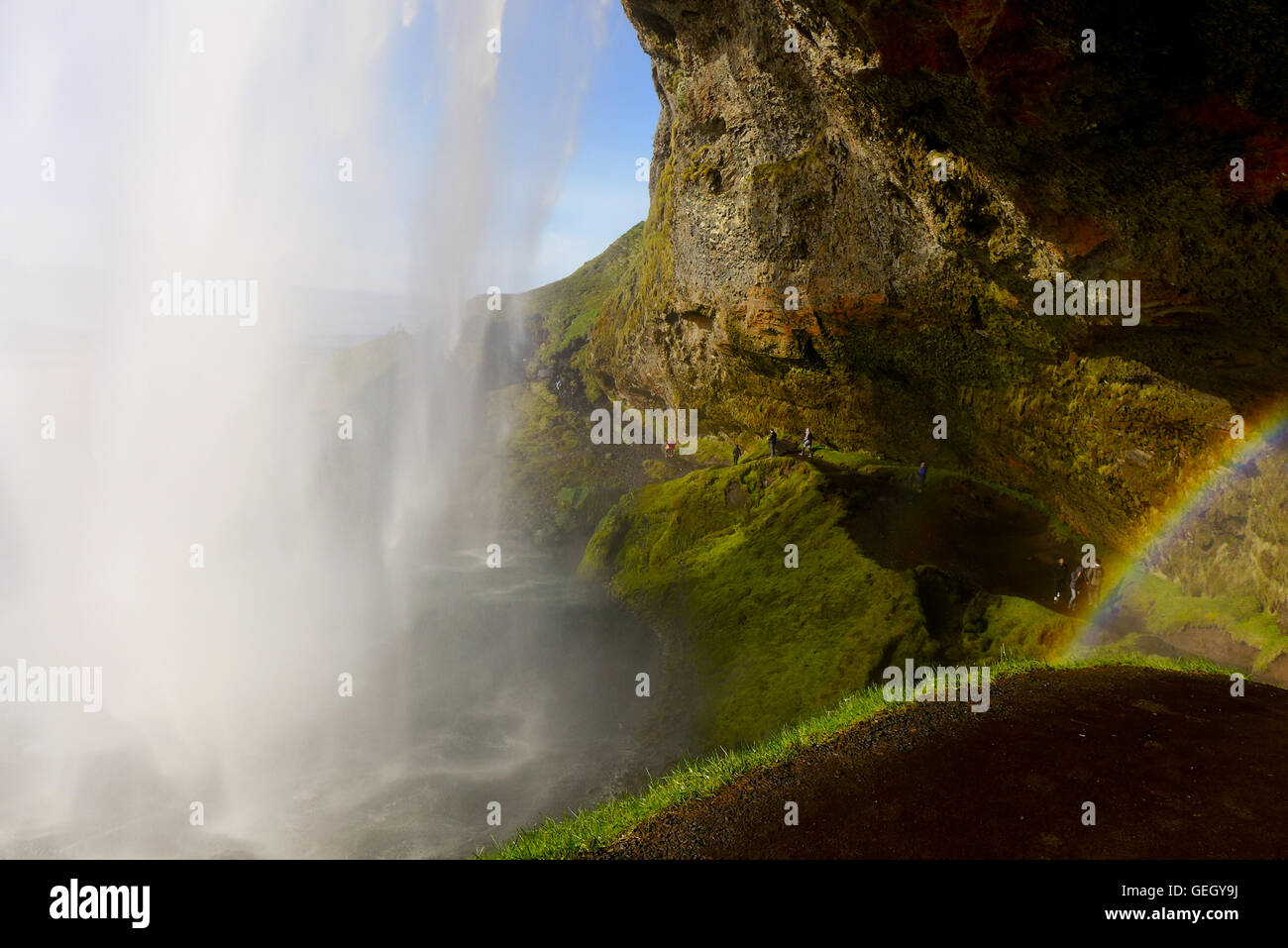 Hinter Seljalandsfoss Wasserfall in Island mit einzelnen Regenbogen ...