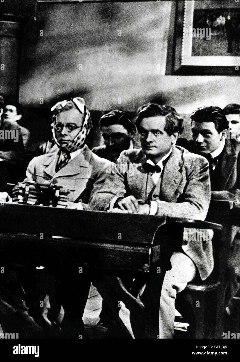 Heinz Rühmann Pfeiffer (Heinz Rühmann, l) Markiert Zahnschmerzen Und ...