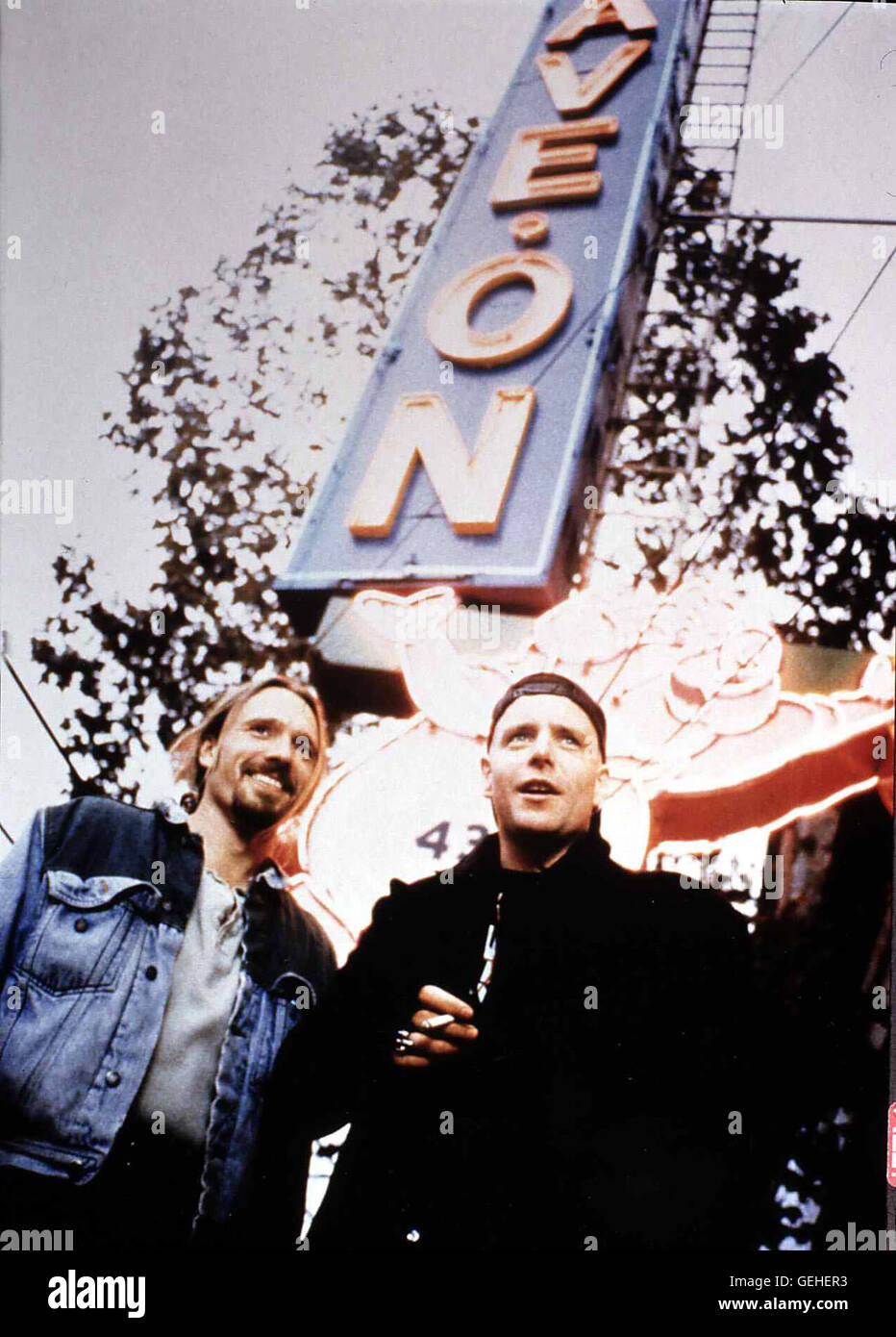 John Pyper-Ferguson, Hugh Dillon Joe Dick (Hugh Dillon, R) Trommelt ...