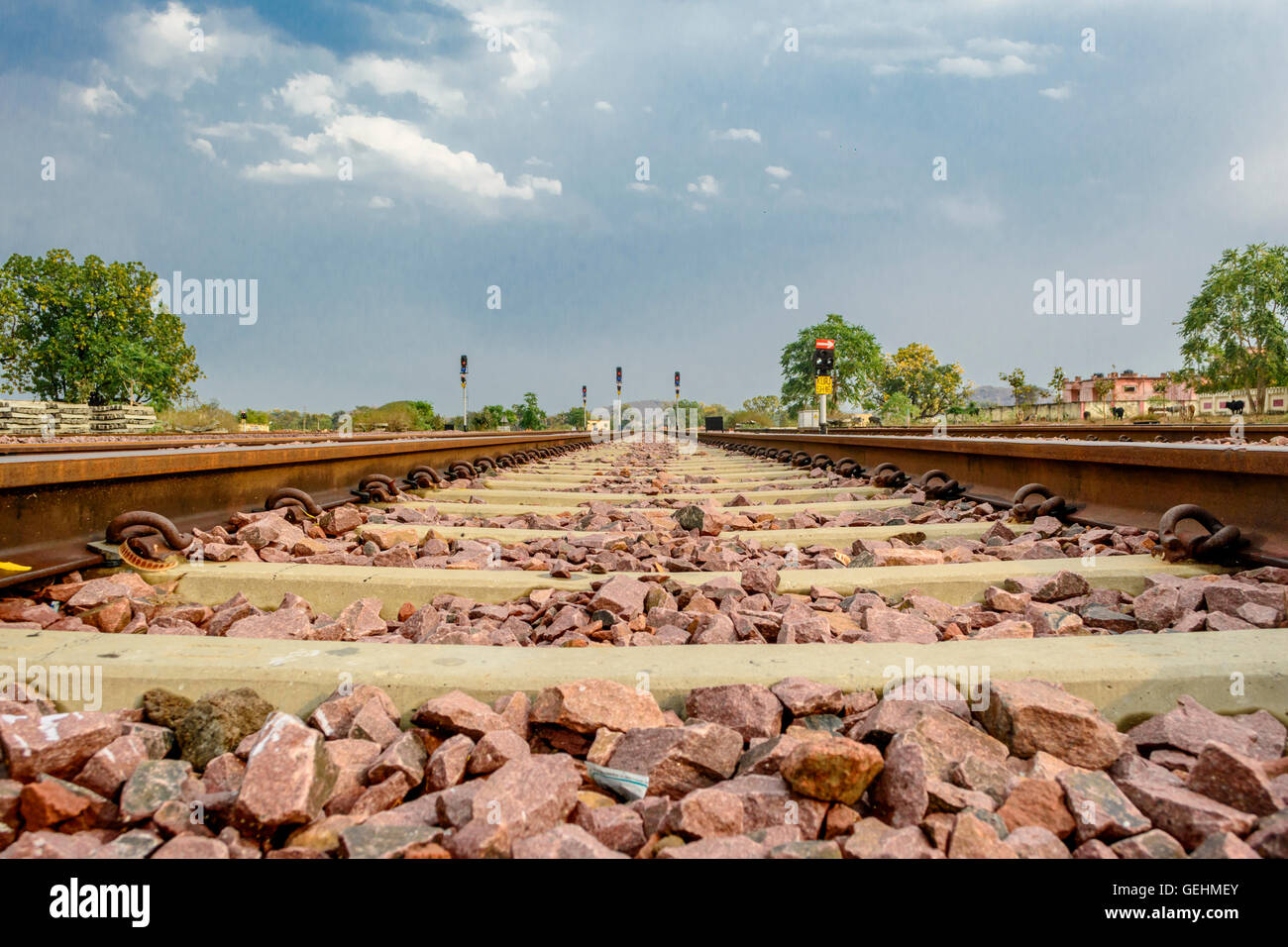 Konvergierende bahngleise -Fotos und -Bildmaterial in hoher Auflösung ...