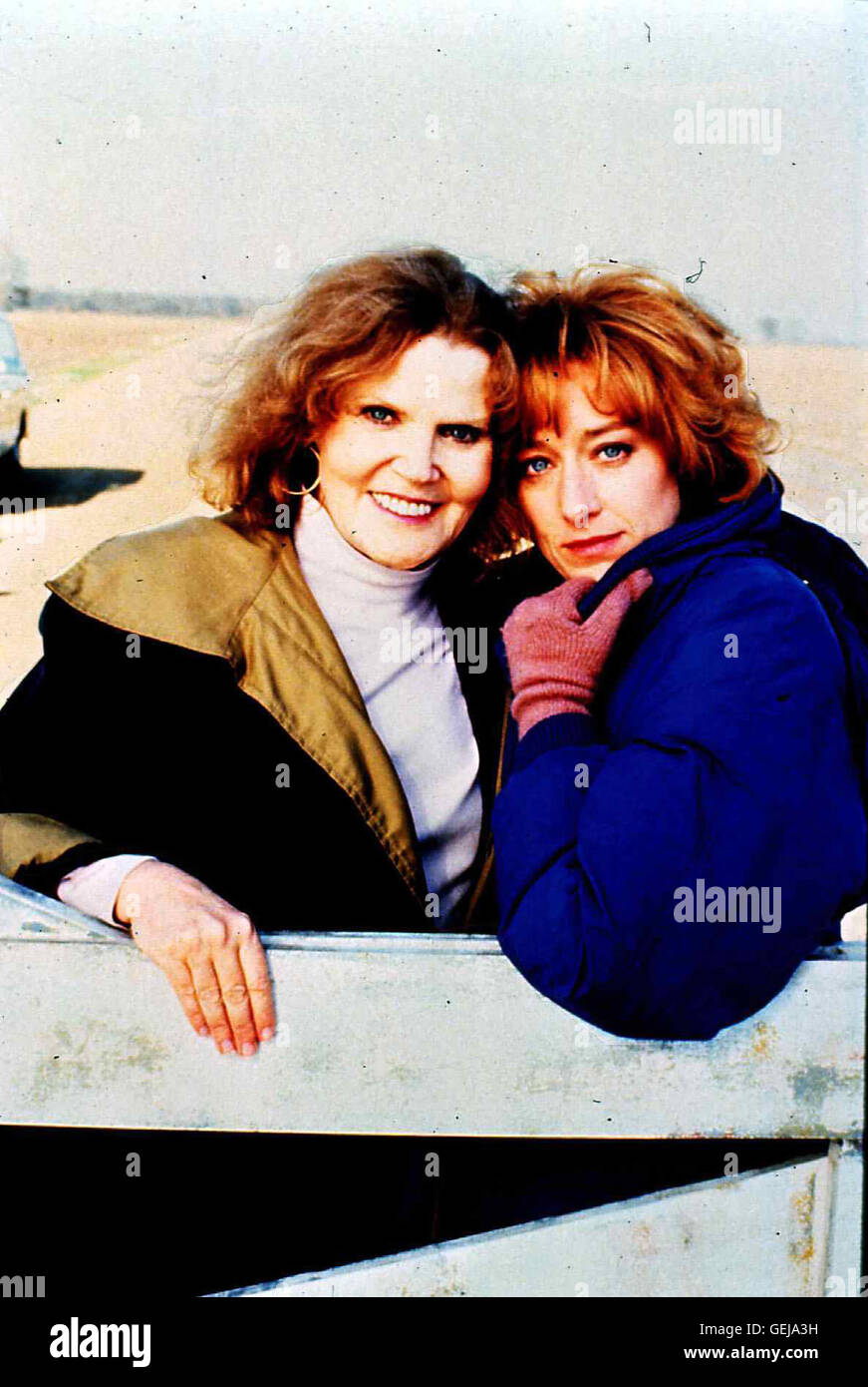 Eileen Brennan, Patricia Wettig Nancy (Patricia Wettig, R) Vertraut ...