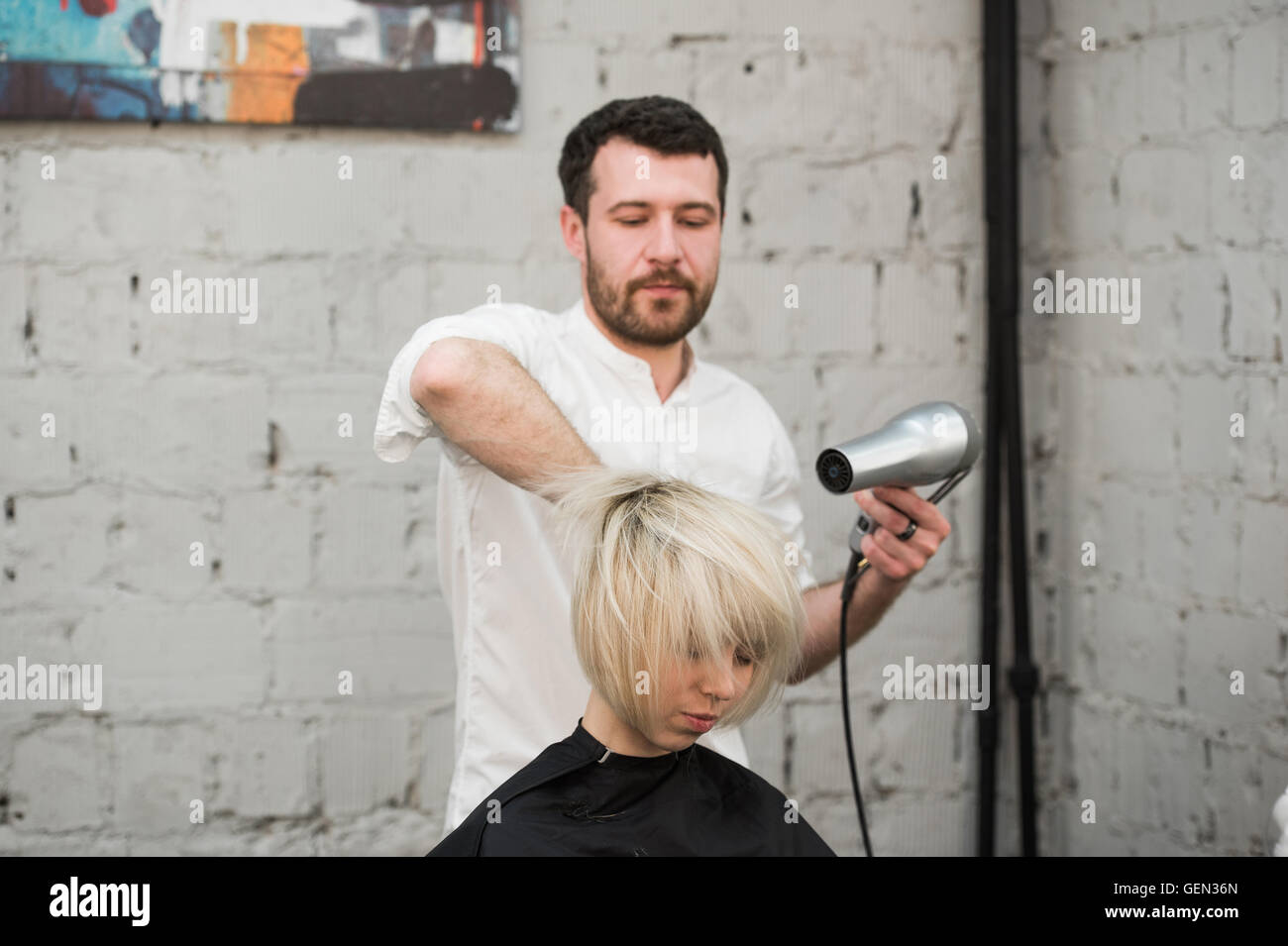 Neue frisur -Fotos und -Bildmaterial in hoher Auflösung – Alamy