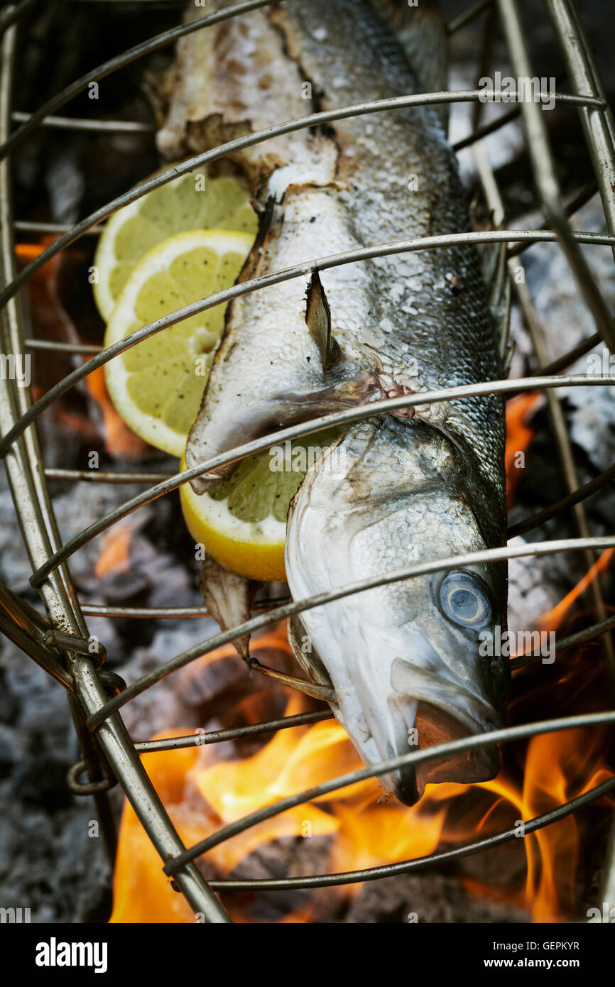 Fish grill basket -Fotos und -Bildmaterial in hoher Auflösung – Alamy