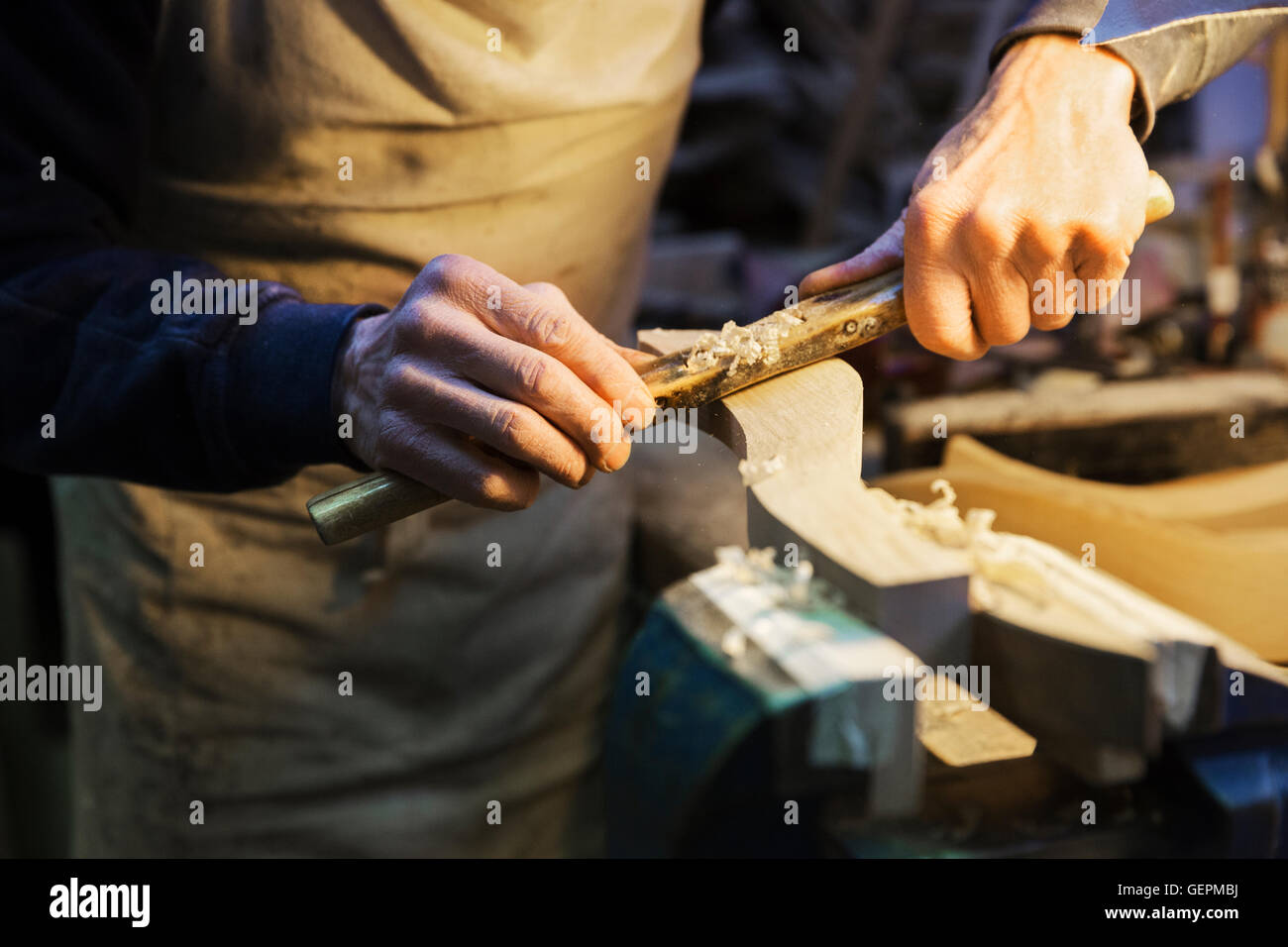 Mann, stehend auf einer Werkbank in einer Tischlerei, arbeiten an ein ...