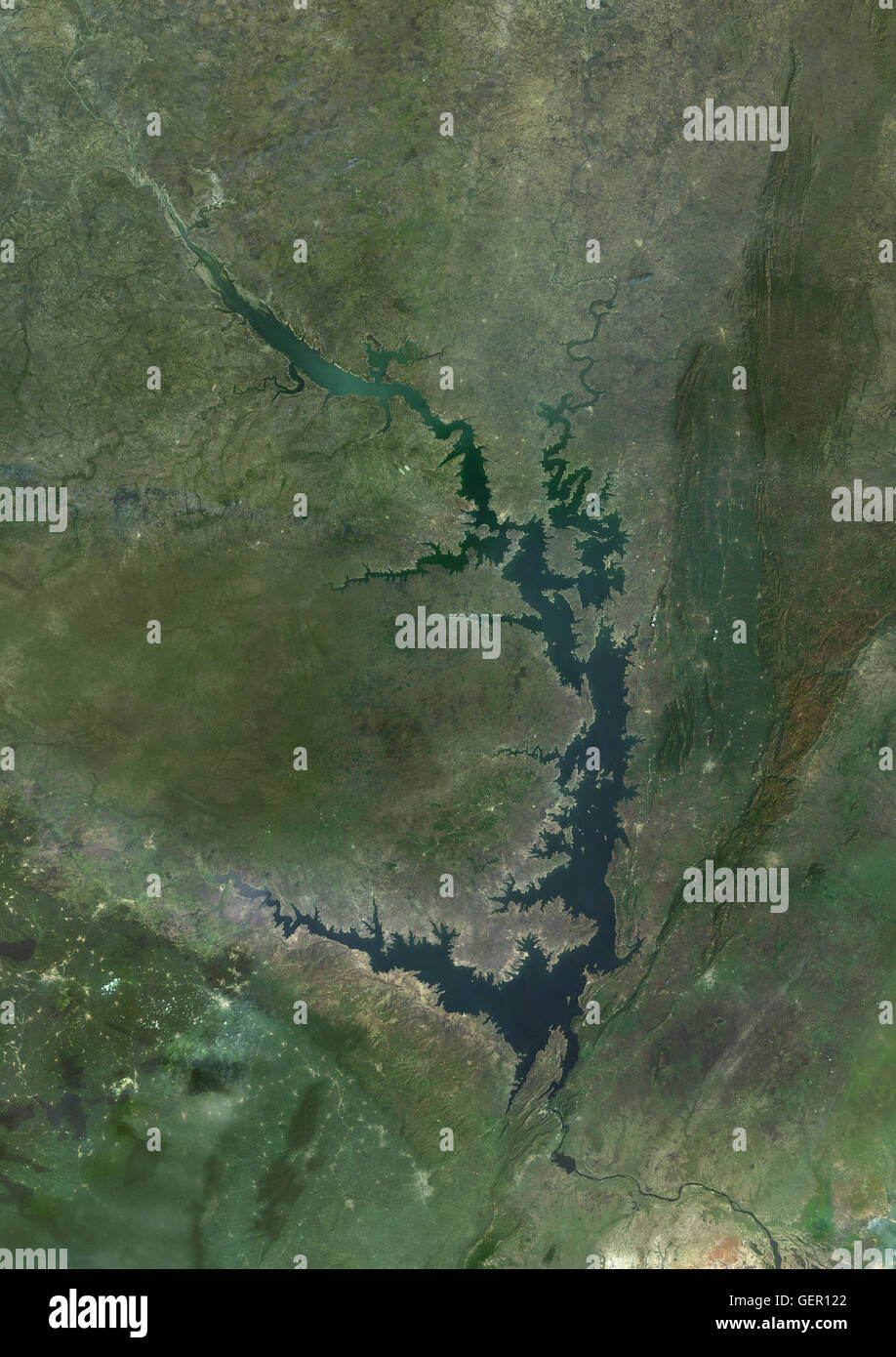 Satellitenansicht der Volta-See, in Ghana. Es ist der größte Stausee ...