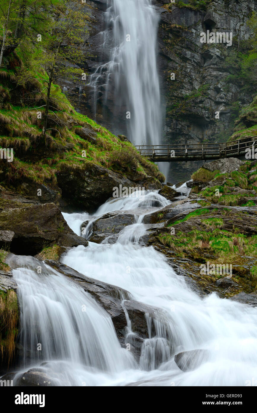 Valle Verzasca Bei Sonogno Froda Wasserfall Stockfotos und -bilder ...