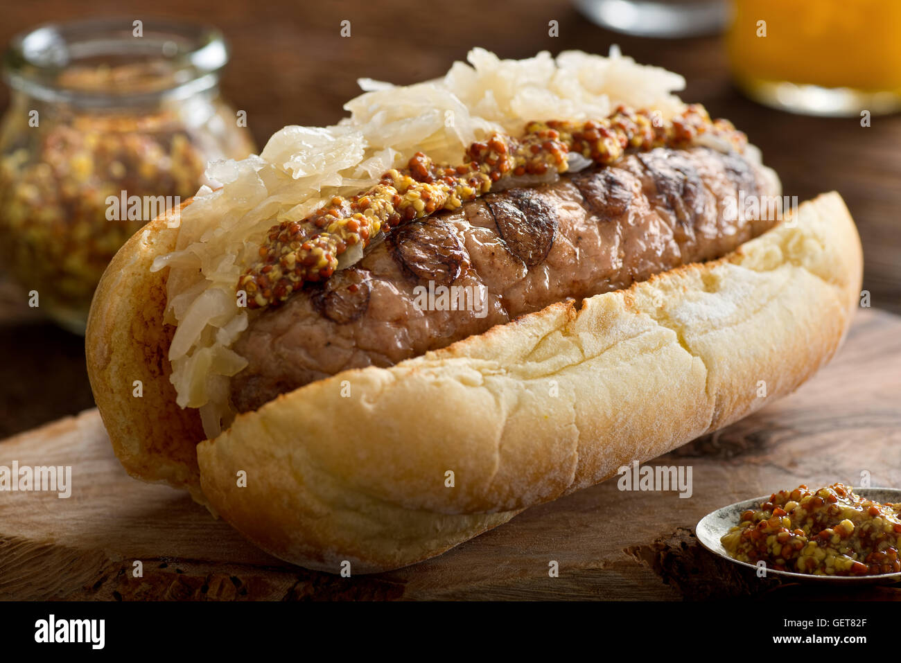 Bratwurst bread roll -Fotos und -Bildmaterial in hoher Auflösung – Alamy