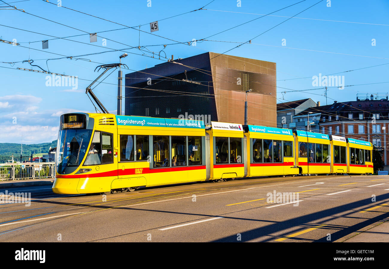 Stadler Tango-Trams in der Innenstadt von Basel Stockfotografie - Alamy