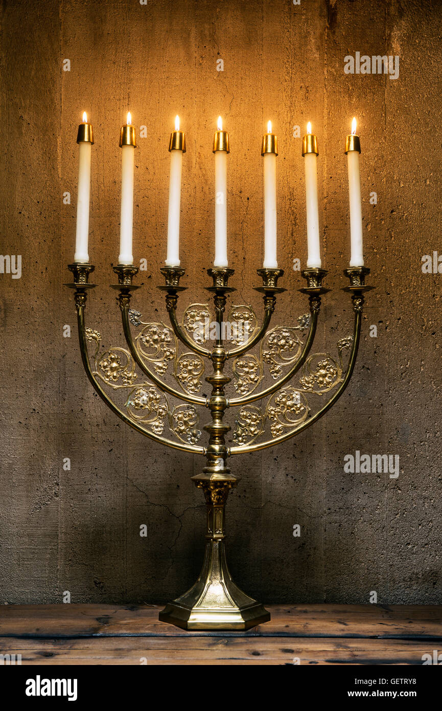Siebenarmige menora -Fotos und -Bildmaterial in hoher Auflösung – Alamy