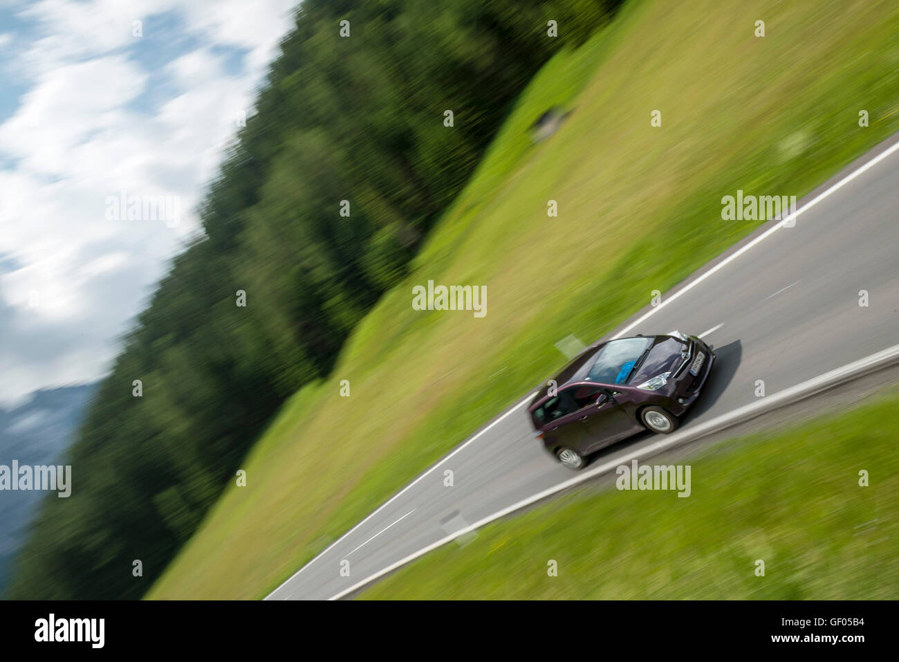 Dynamisches auto -Fotos und -Bildmaterial in hoher Auflösung – Alamy