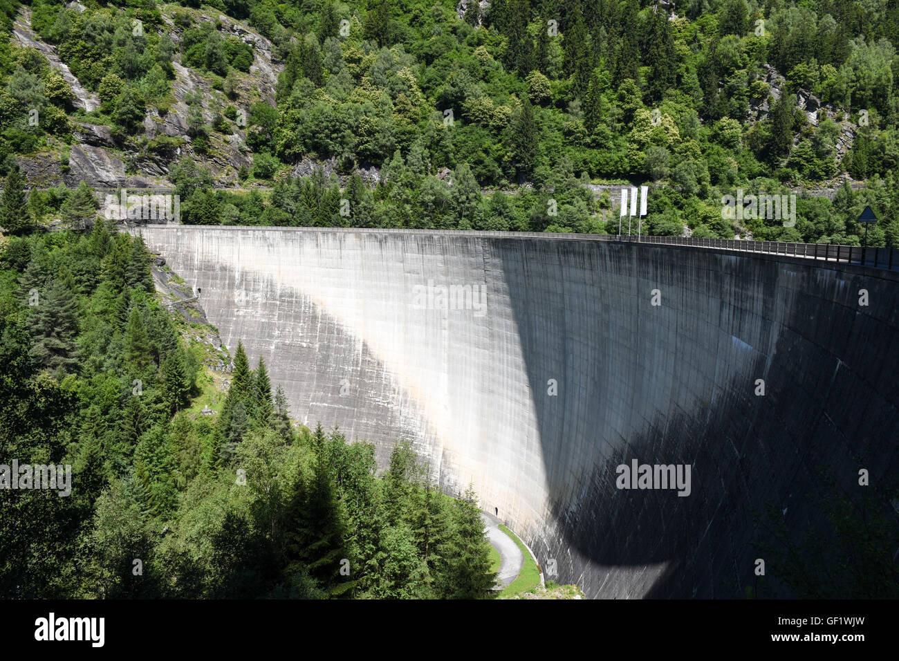 Staudamm von Malvaglia im Bleniotal in Schweizer Alpen Stockfotografie ...
