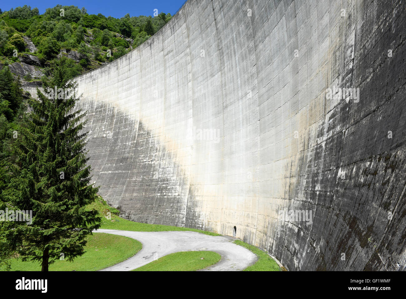 Staudamm von Malvaglia im Bleniotal in Schweizer Alpen Stockfotografie ...