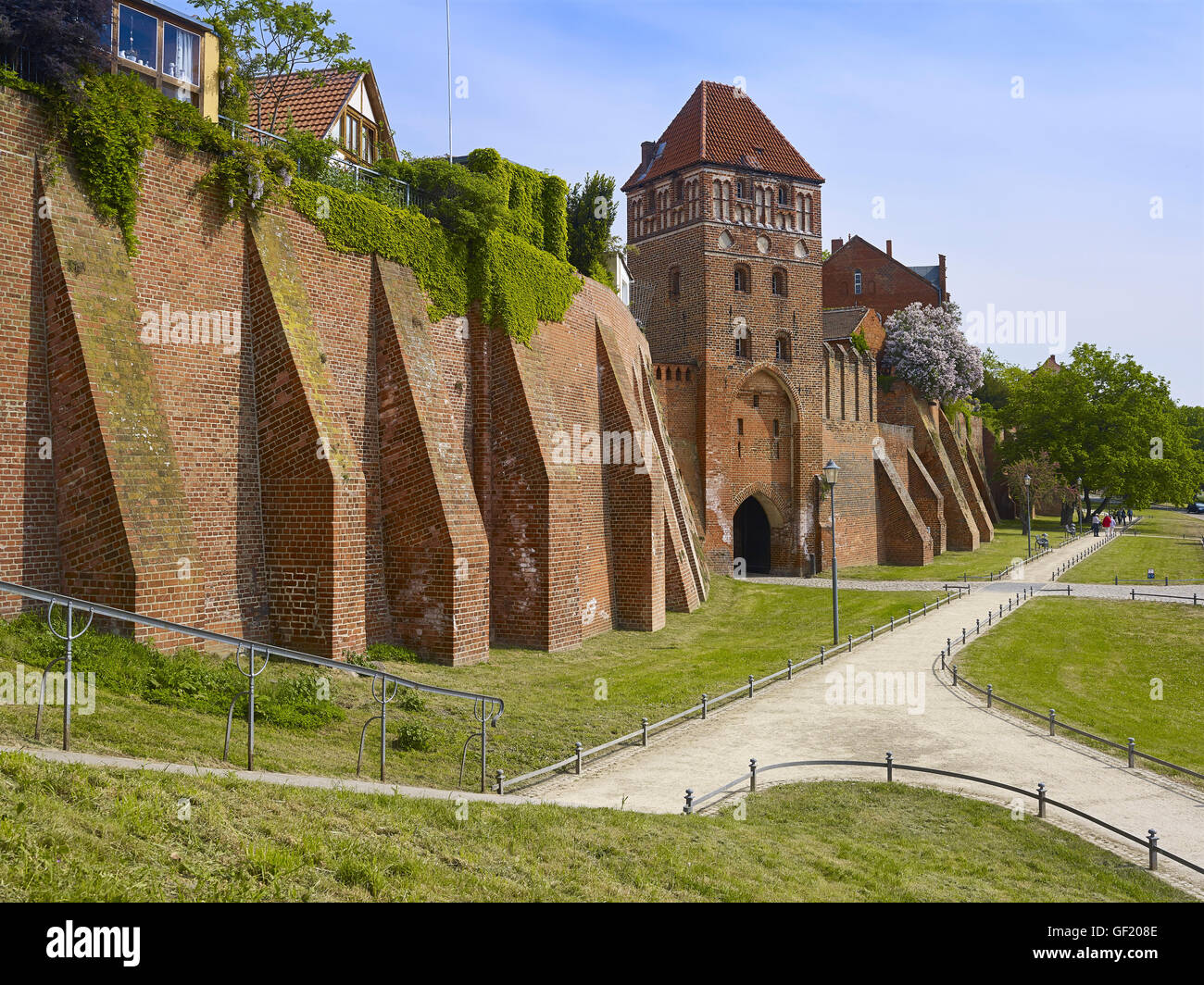 Stadtmauer mit elbtor -Fotos und -Bildmaterial in hoher Auflösung – Alamy