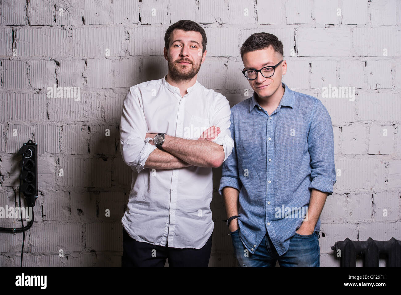 Zwei hübsche lässig trendige junge männer -Fotos und -Bildmaterial in ...