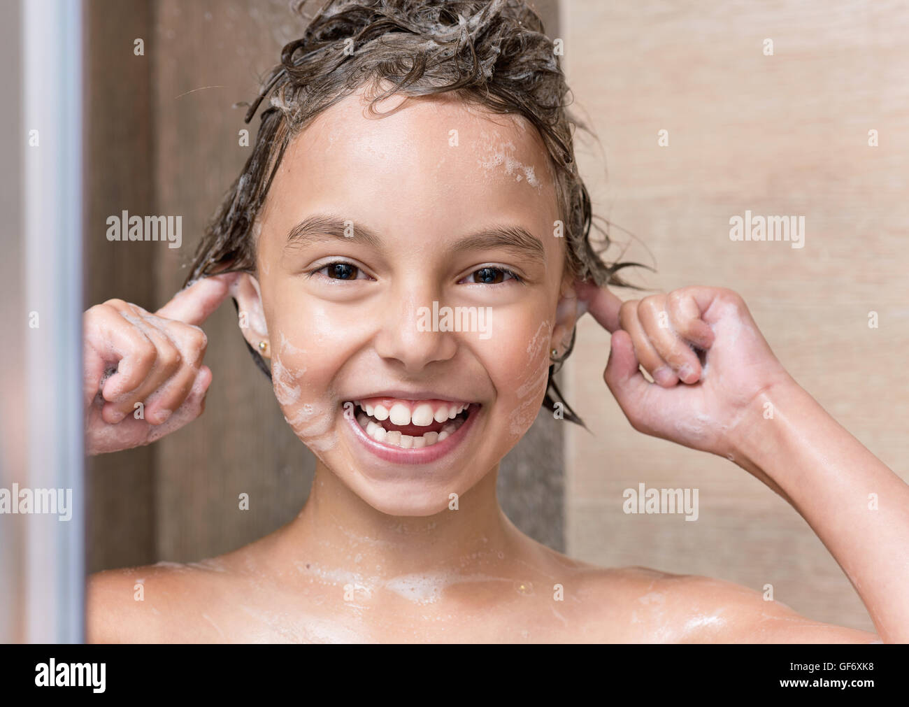 Girl under shower -Fotos und -Bildmaterial in hoher Auflösung – Alamy
