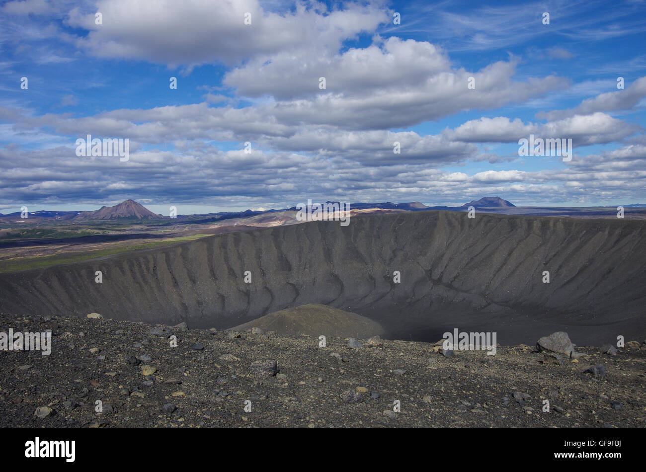 Vulkankrater Hverfjall nahe See Mývatn in Island, eines der größten ...
