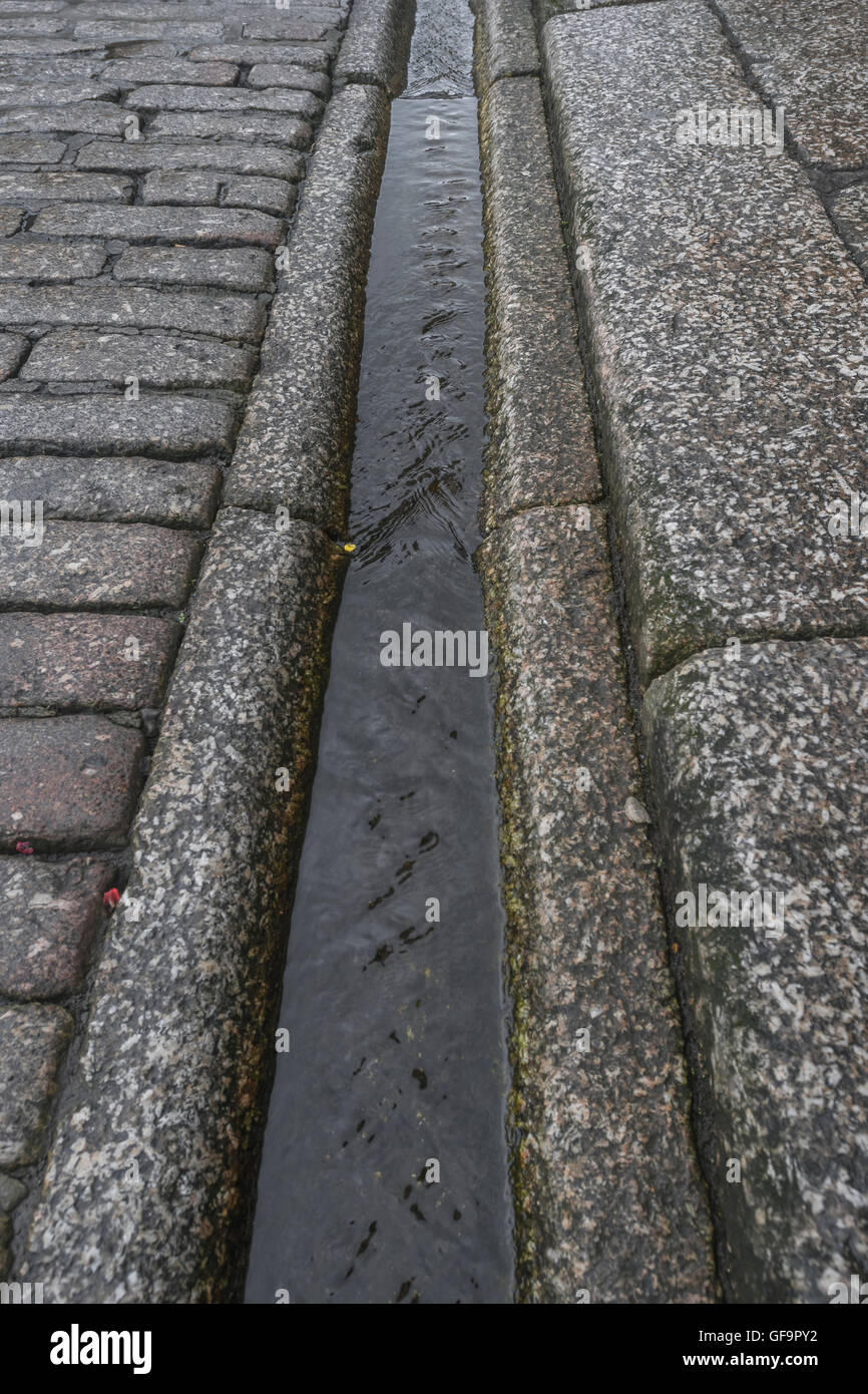 Straße Entwässerung/Rinne in Truro, Cornwall. Visuelle Metapher für ...