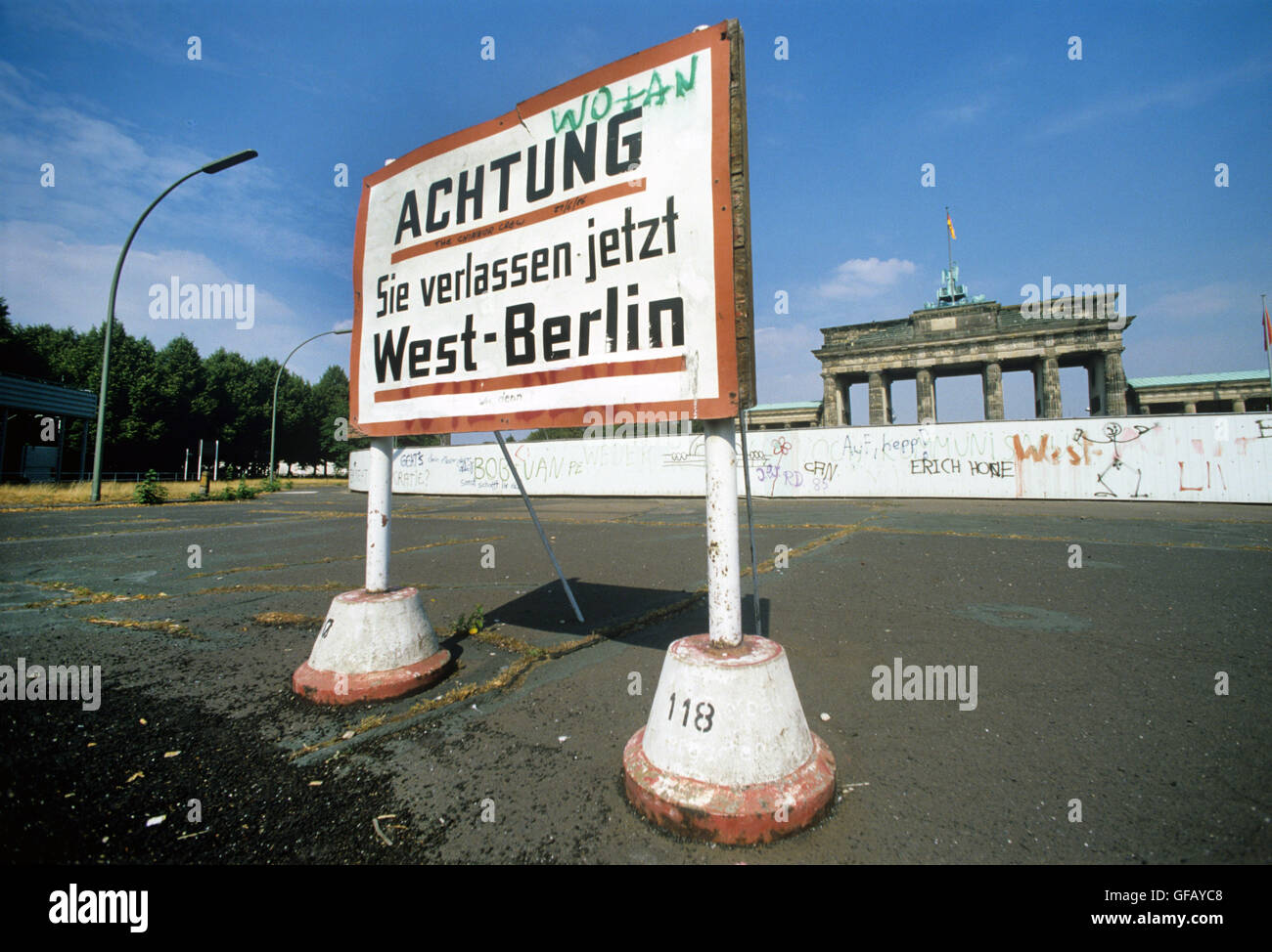 Sie verlassen west berlin -Fotos und -Bildmaterial in hoher Auflösung ...