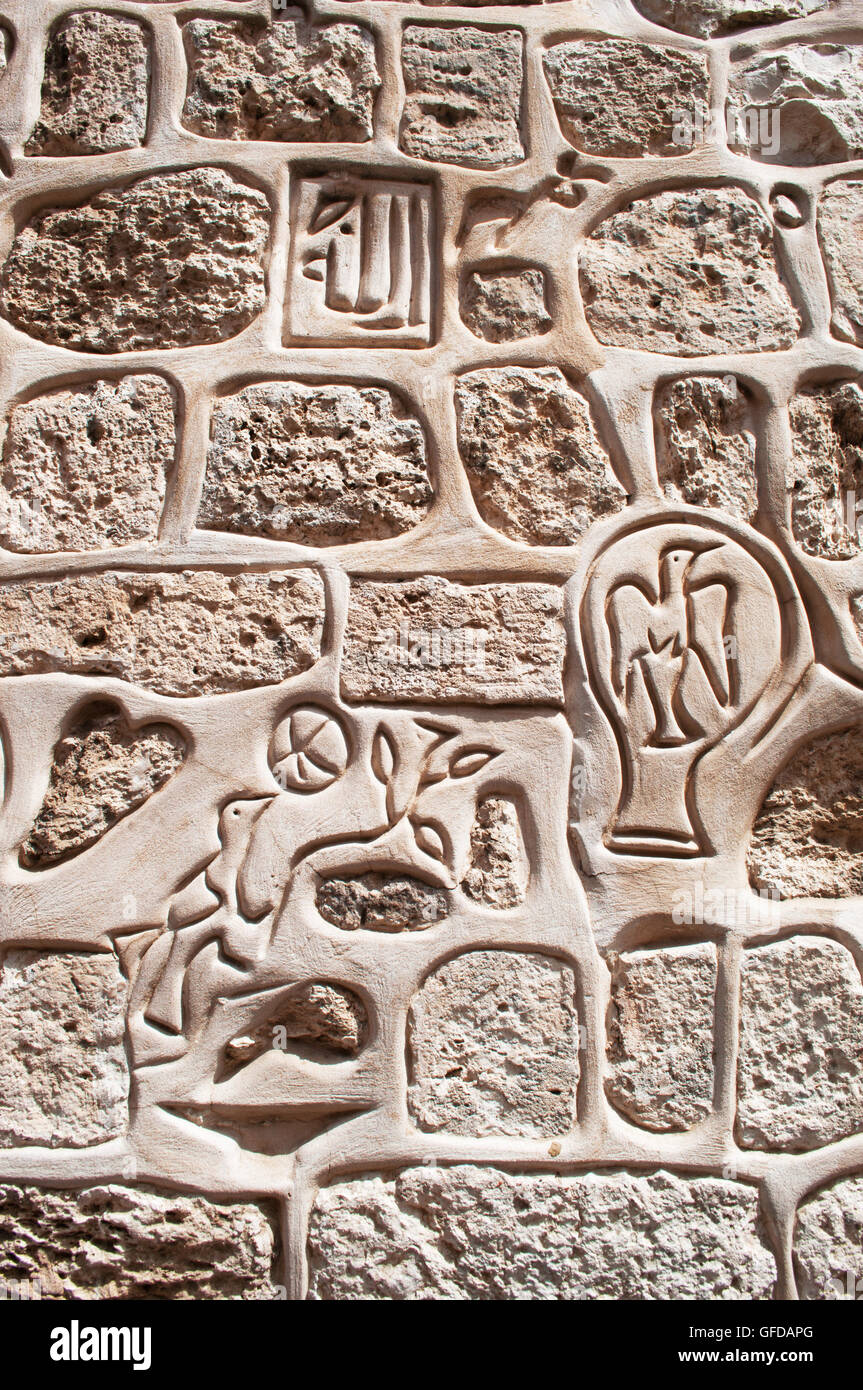 Jerusalem: Zeichen und Symbole auf einer Mauer am Eingang des ...