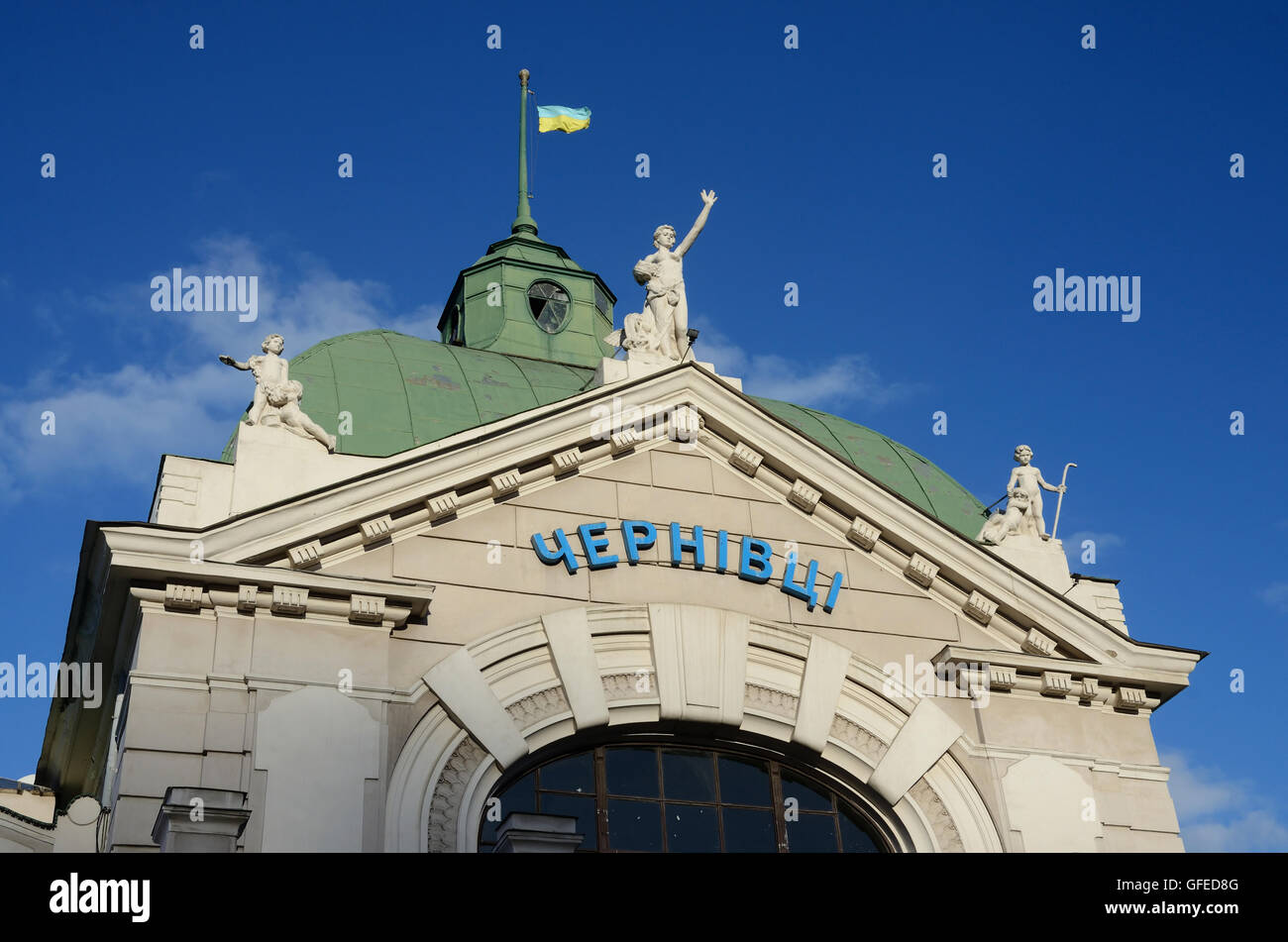 Czernowitz, UKRAINE - Dezember 2,2015: Ansicht oben des Bahnhofs in ...