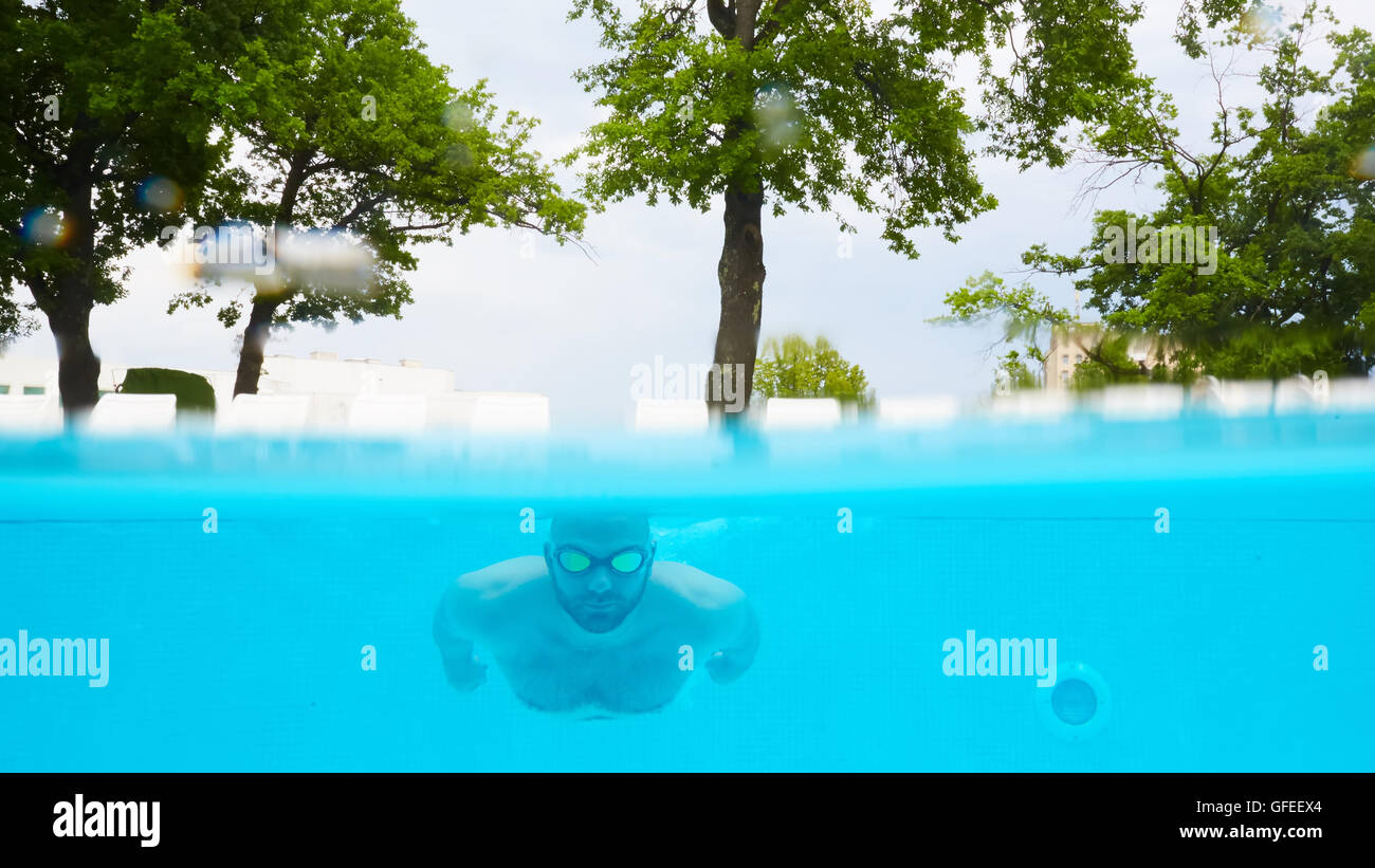 Schwimmer unter Wasser im Pool Stockfotografie - Alamy